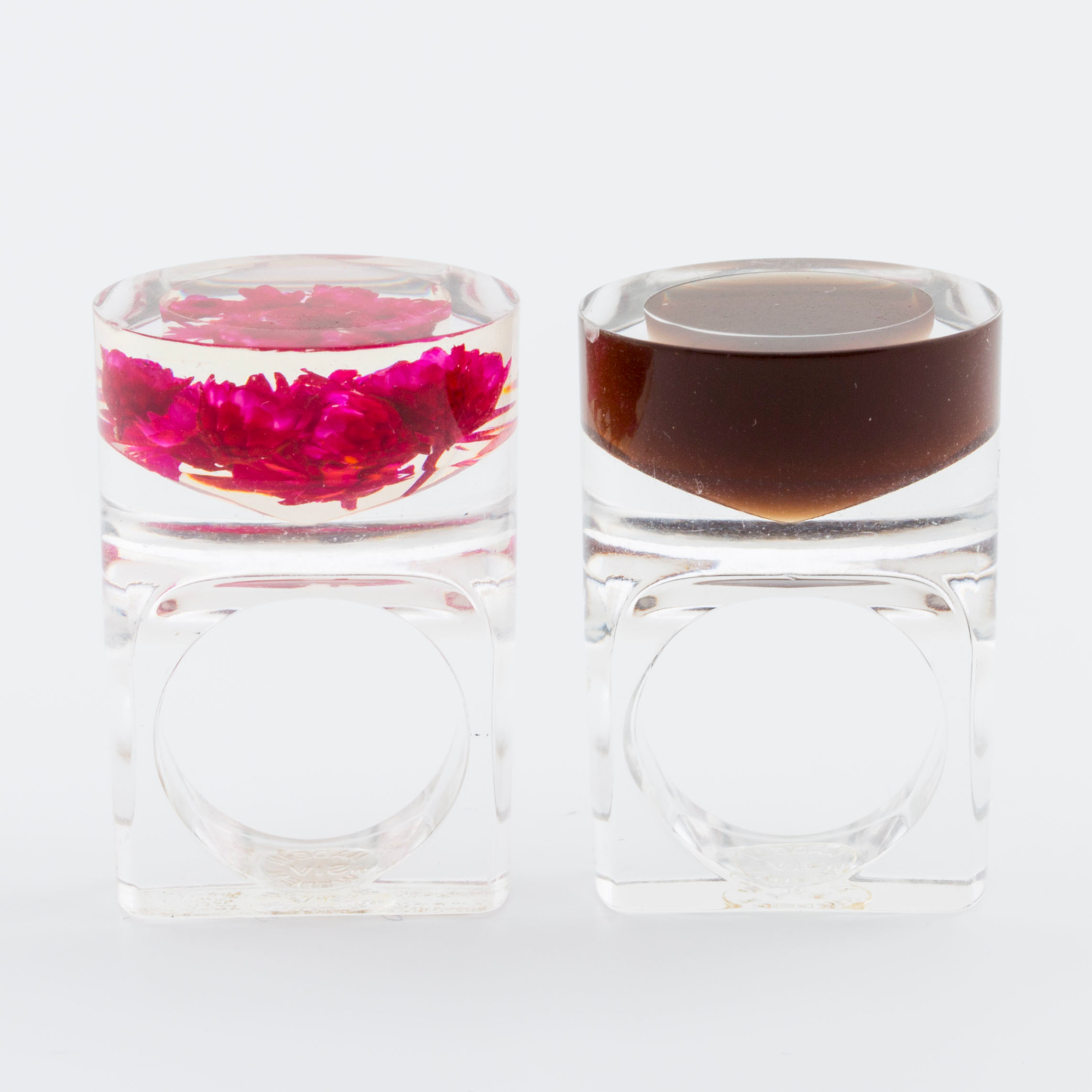 SIV LAGERSTRÖM, ringar 2 st acryl/plast Gravyrverken 1970-tal. - Bukowskis