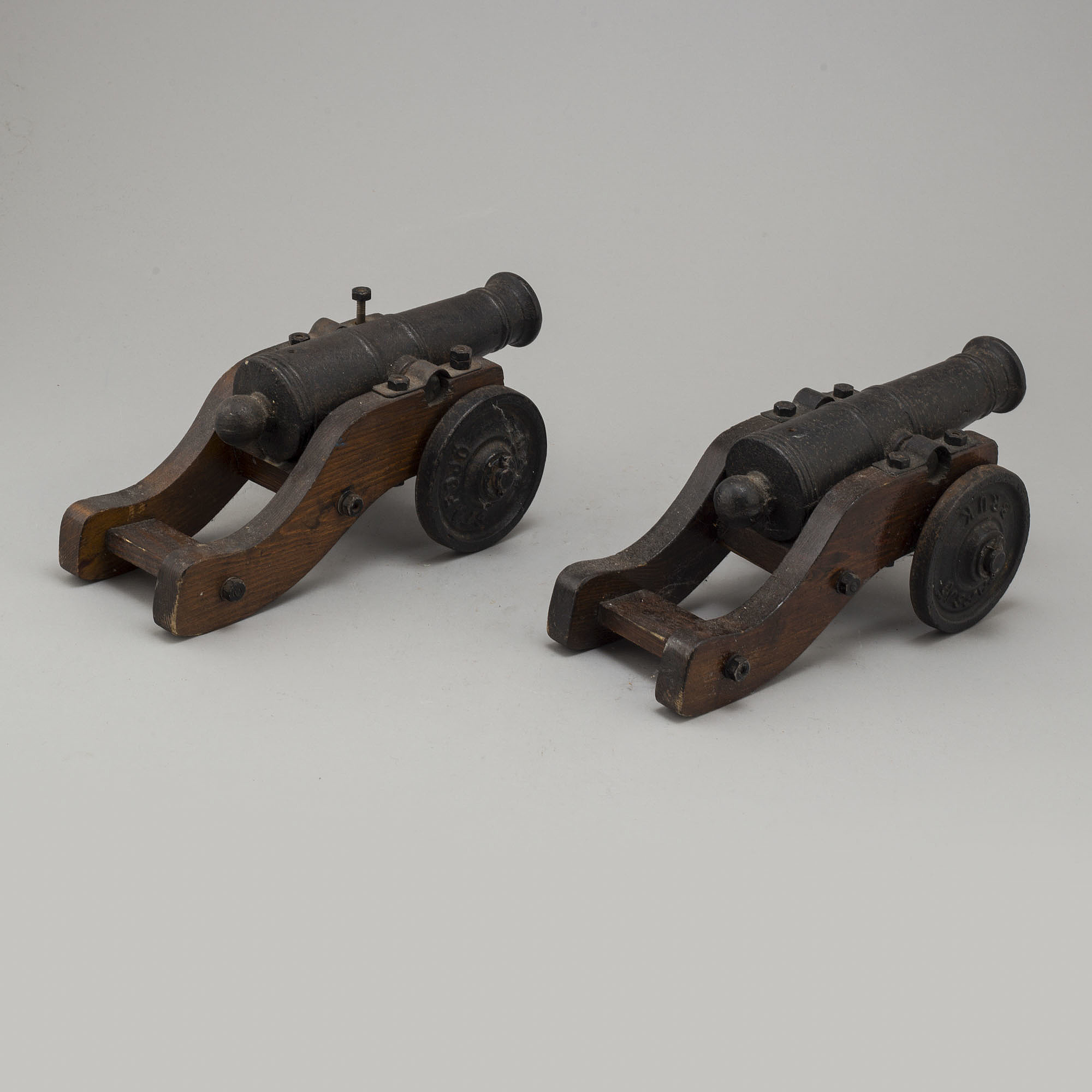 A pair of decorative cannons, early 20tj century. - Bukowskis