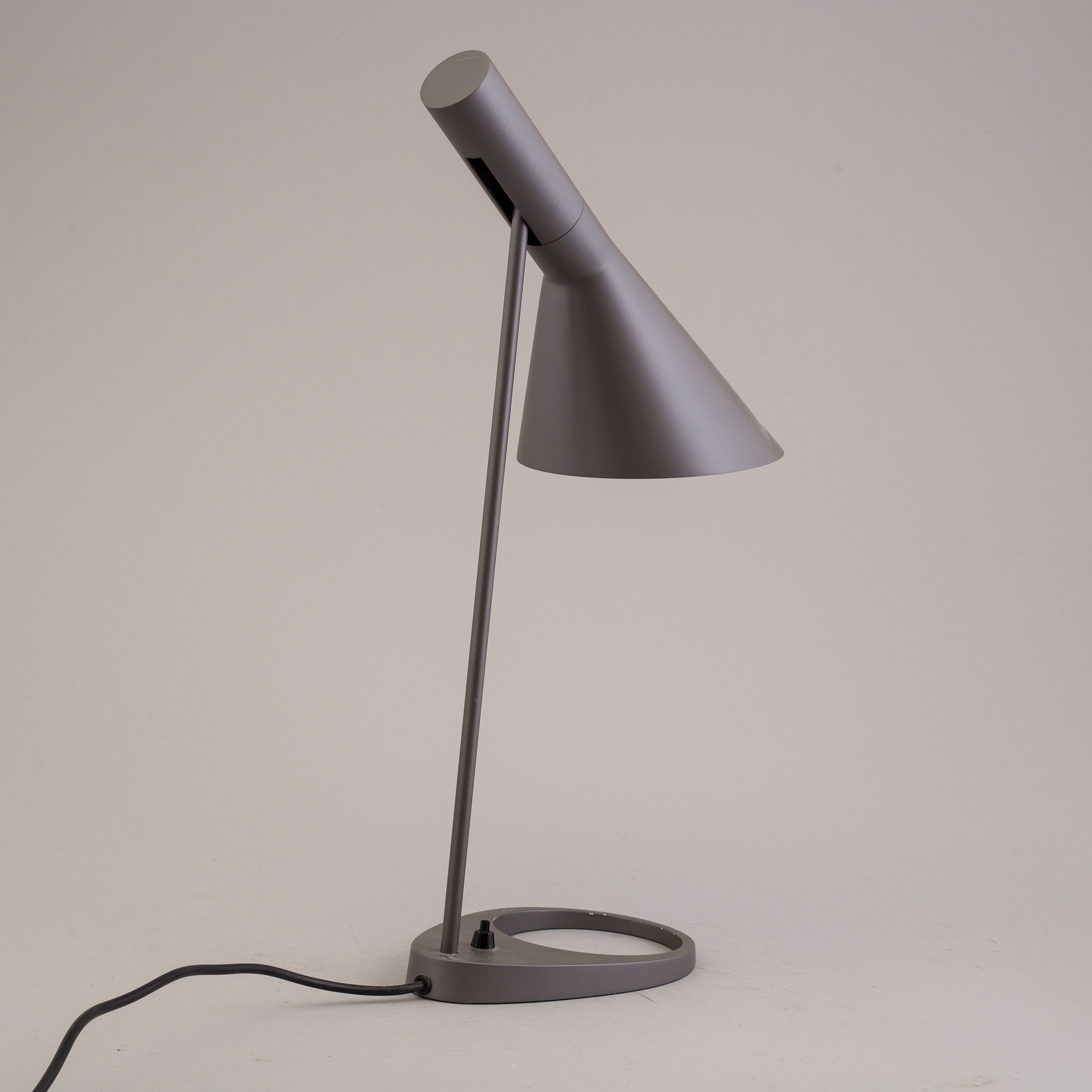 An Arne Jacobsen "AJ" table lamp. - Bukowskis