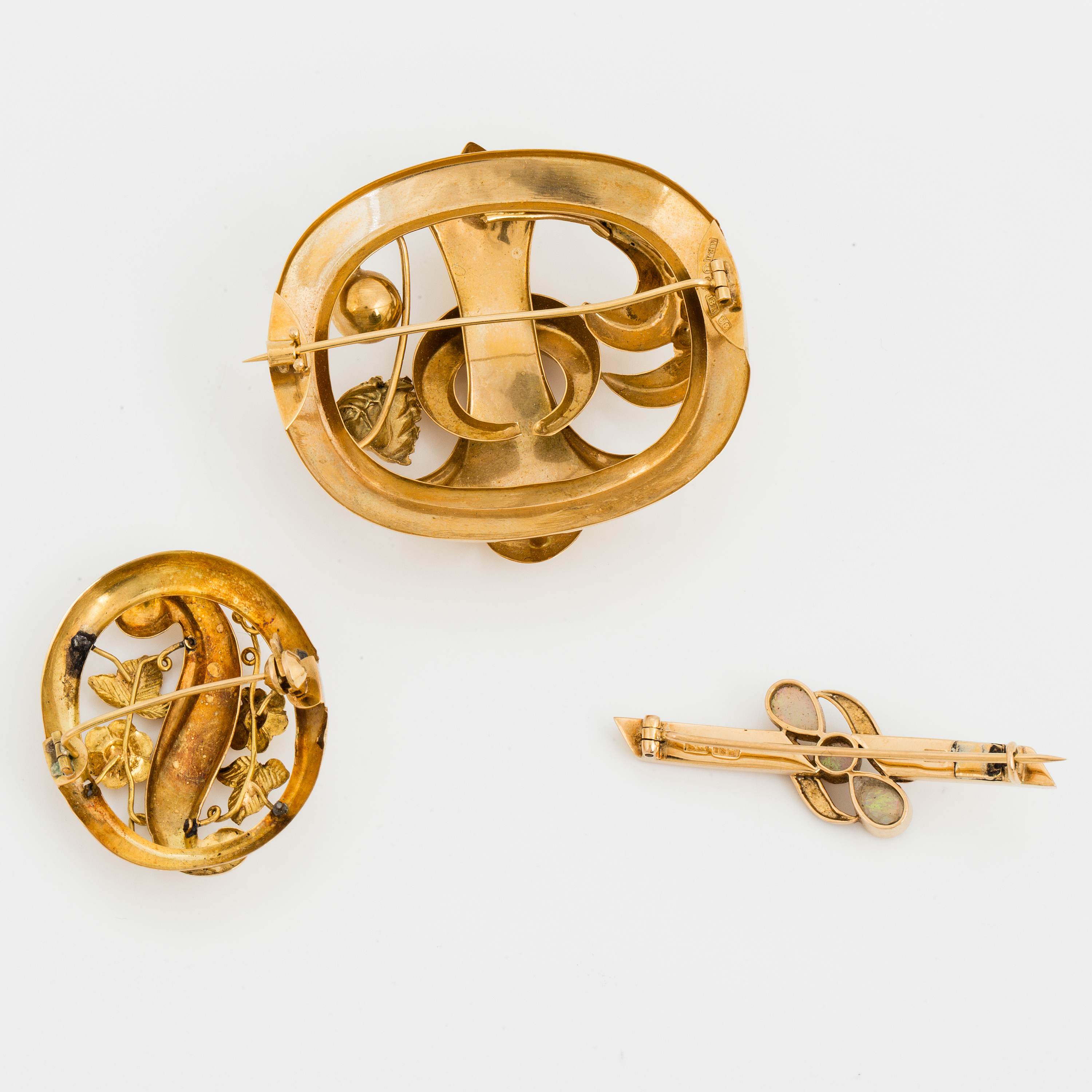 Three 18K gold brooches. - Bukowskis