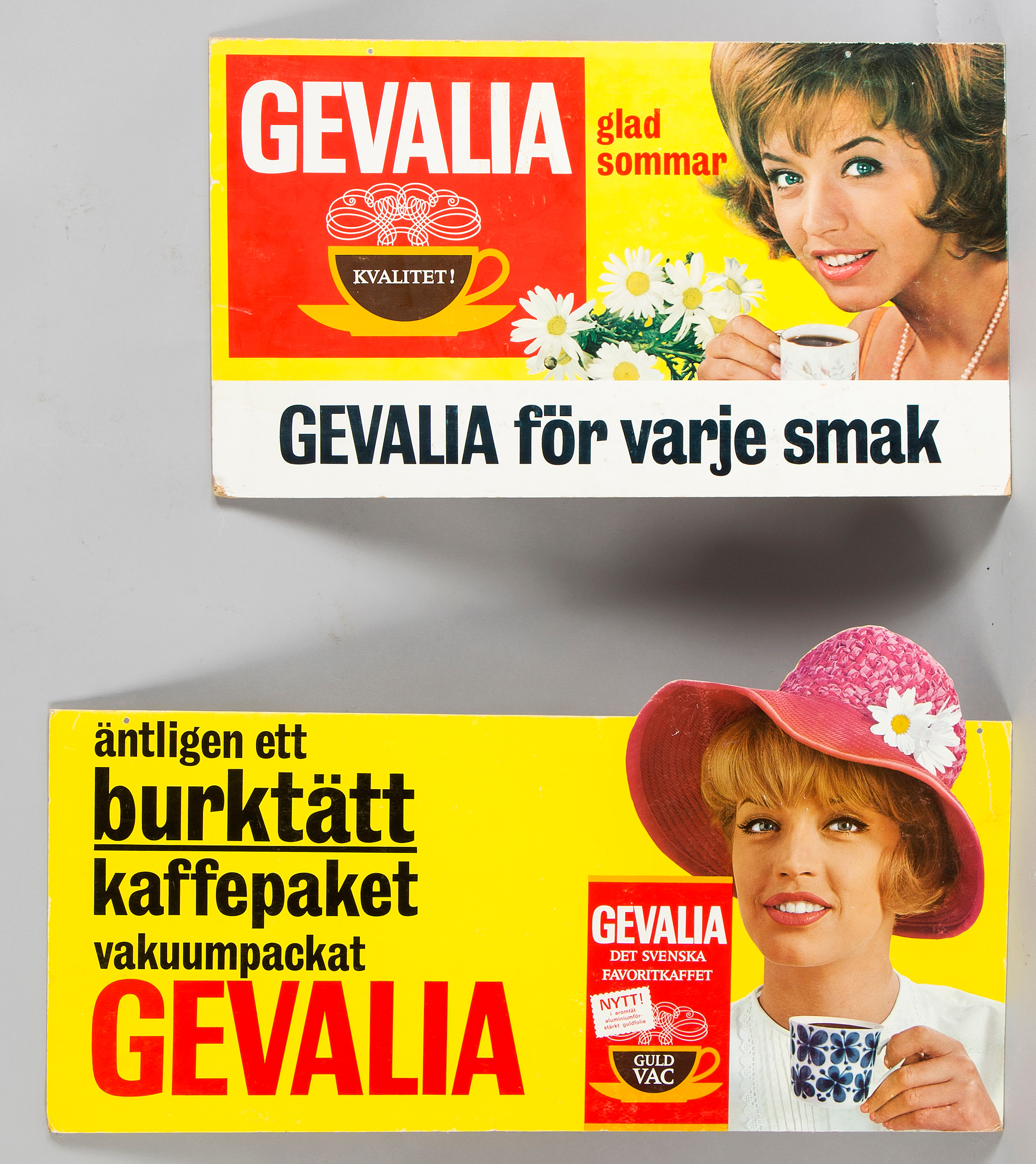 REKLAMSKYLTAR, 2 stycken, Gevalia, 1960-tal. - Bukowskis