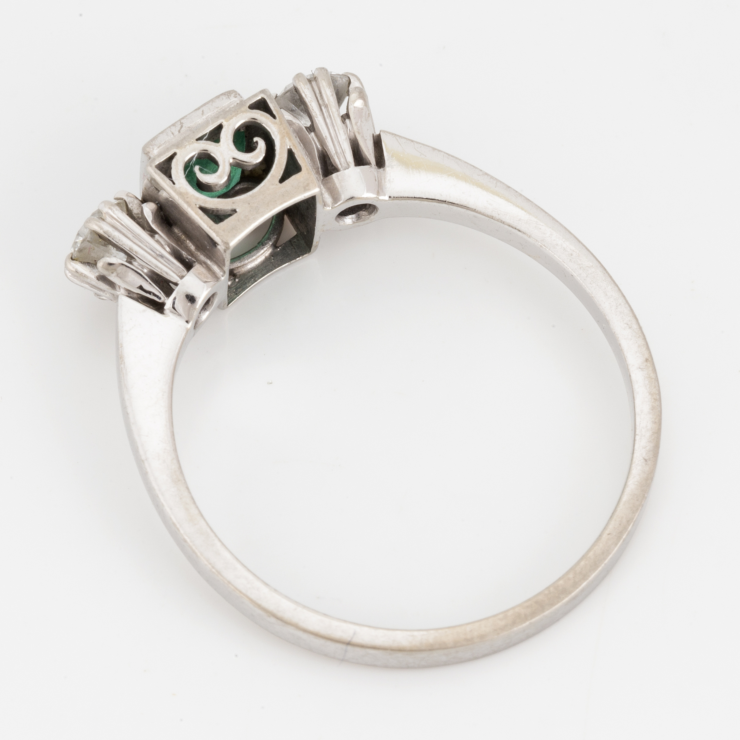 RING, 18K vitguld med en smaragd och briljanter. - Bukowskis