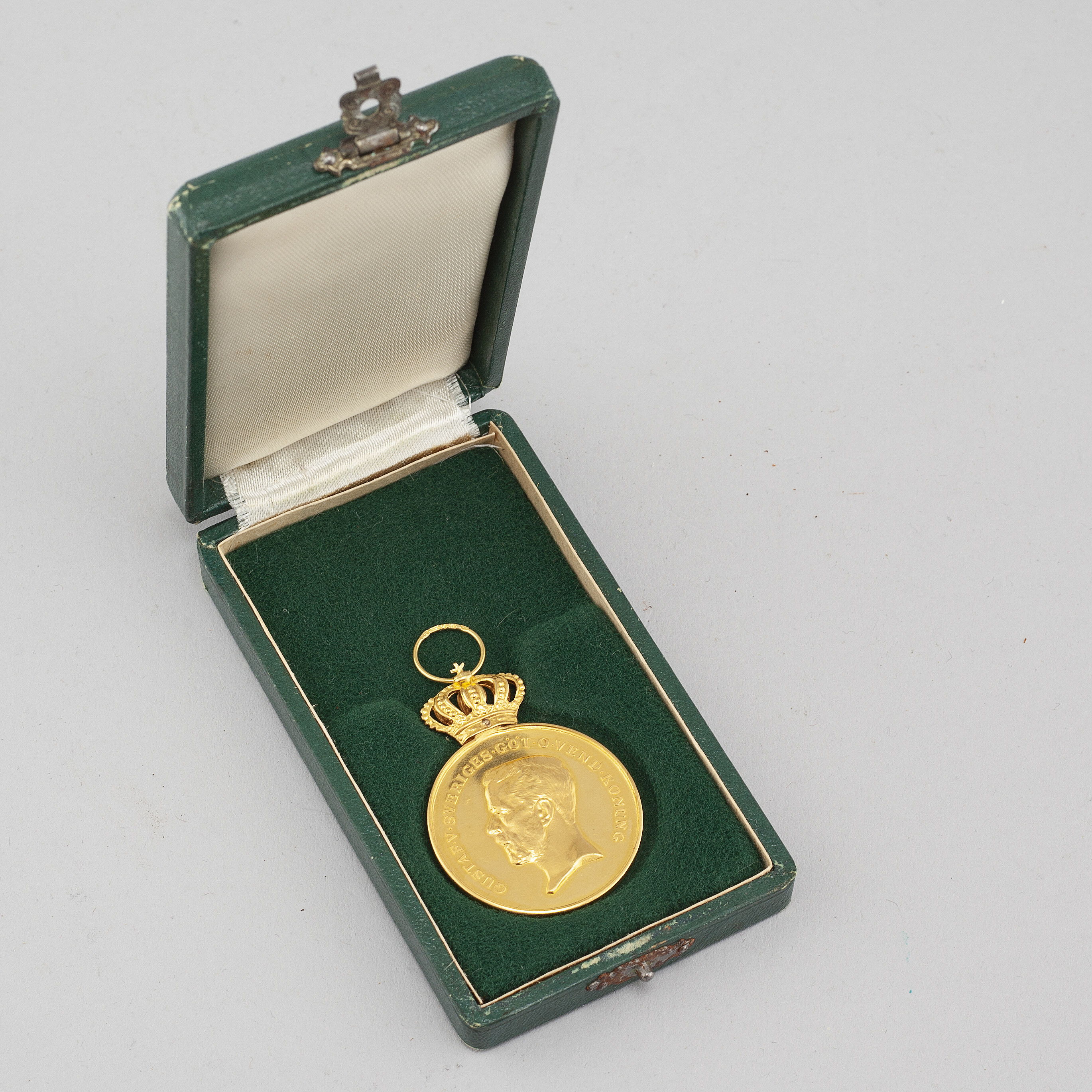 GULDMEDALJ, 18K, från Kungliga Patriotiska Sällskapet, 1944. - Bukowskis