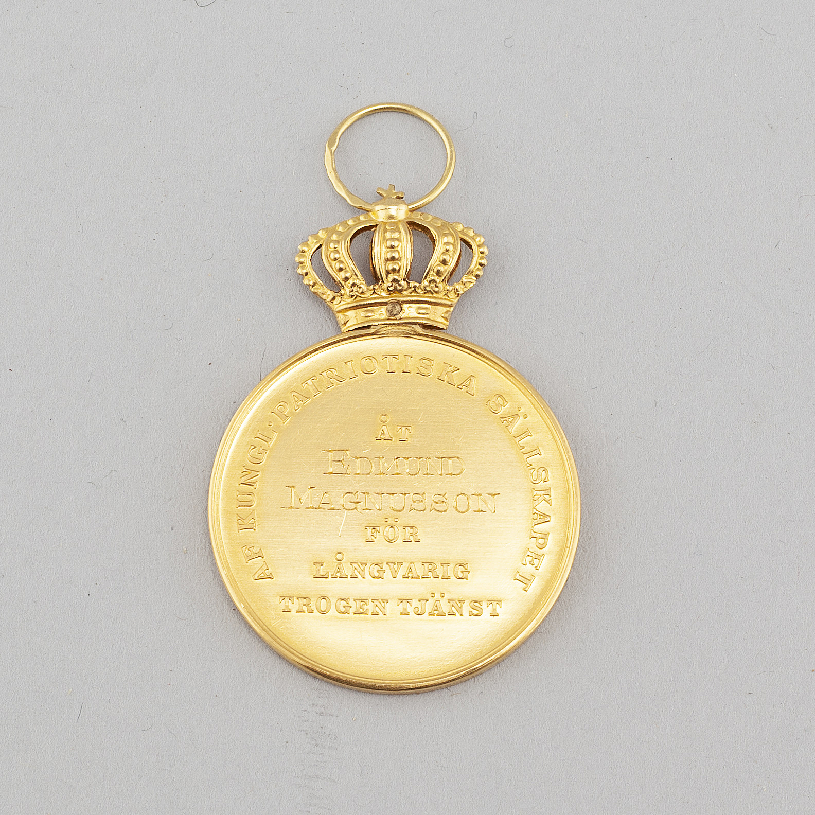 GULDMEDALJ, 18K, från Kungliga Patriotiska Sällskapet, 1944. - Bukowskis