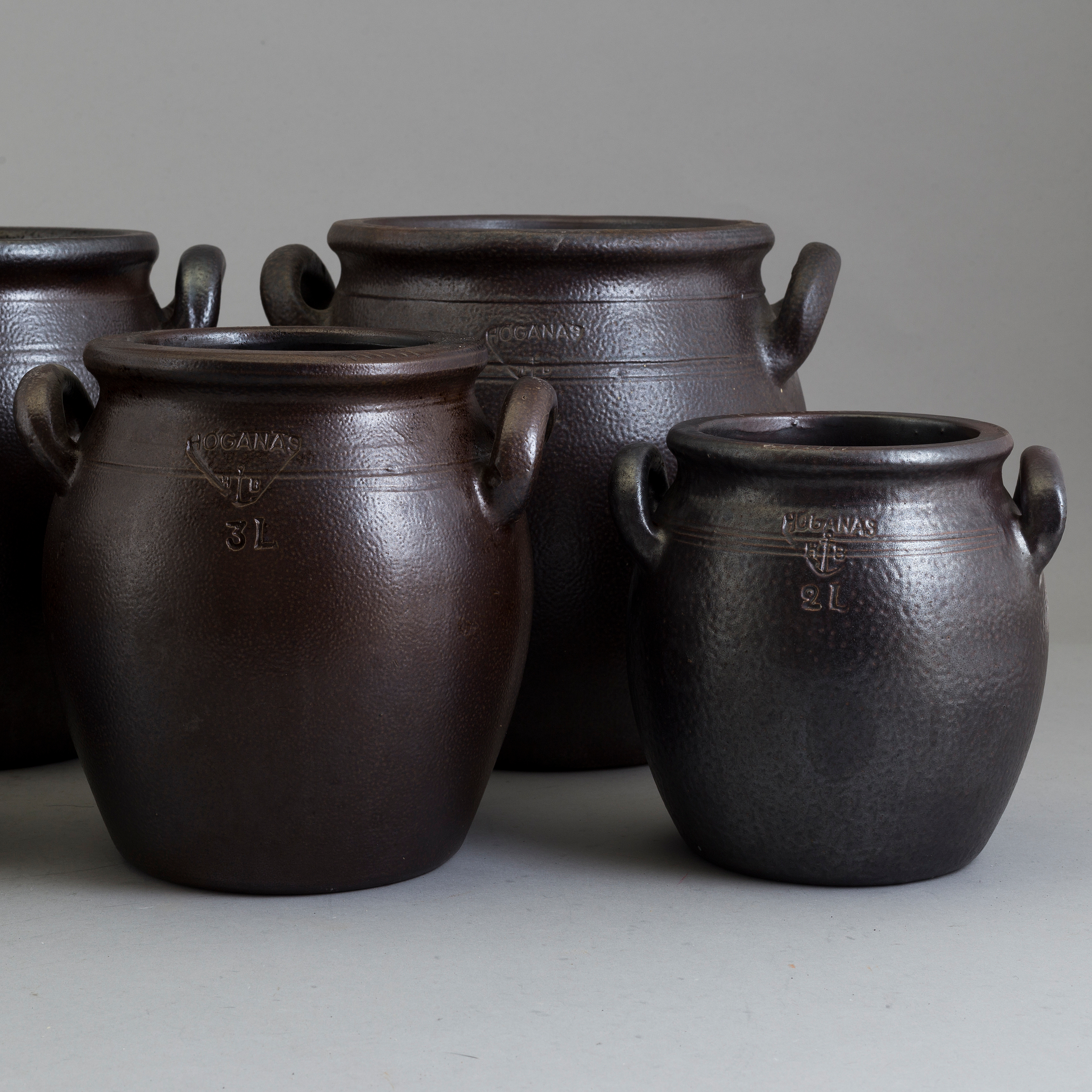 Seven first half of the 20th century stoneware pots by Höganäs. - Bukowskis