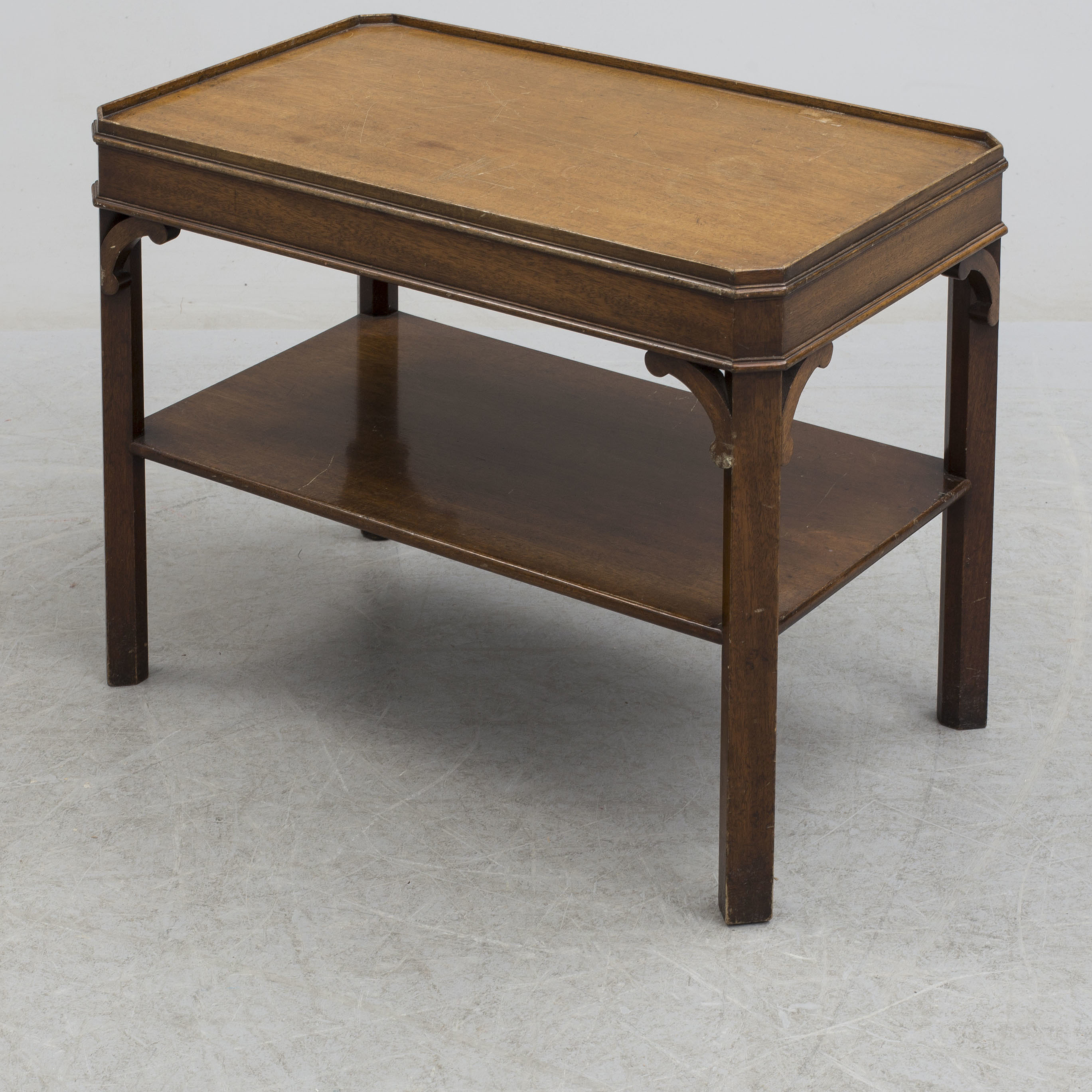 A mid 20th century English coffee table. - Bukowskis