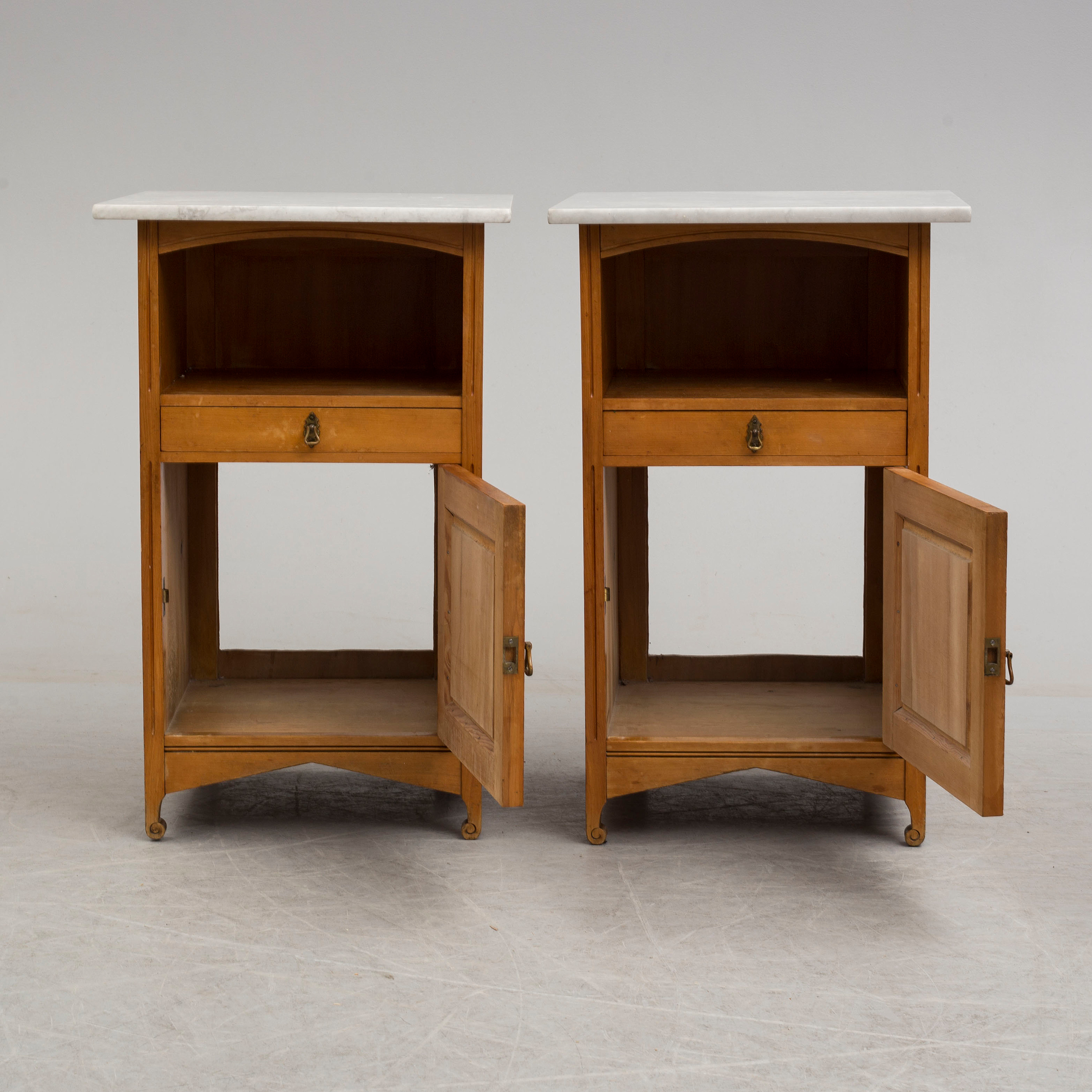 A pair of early 20th Century bedside tables. - Bukowskis