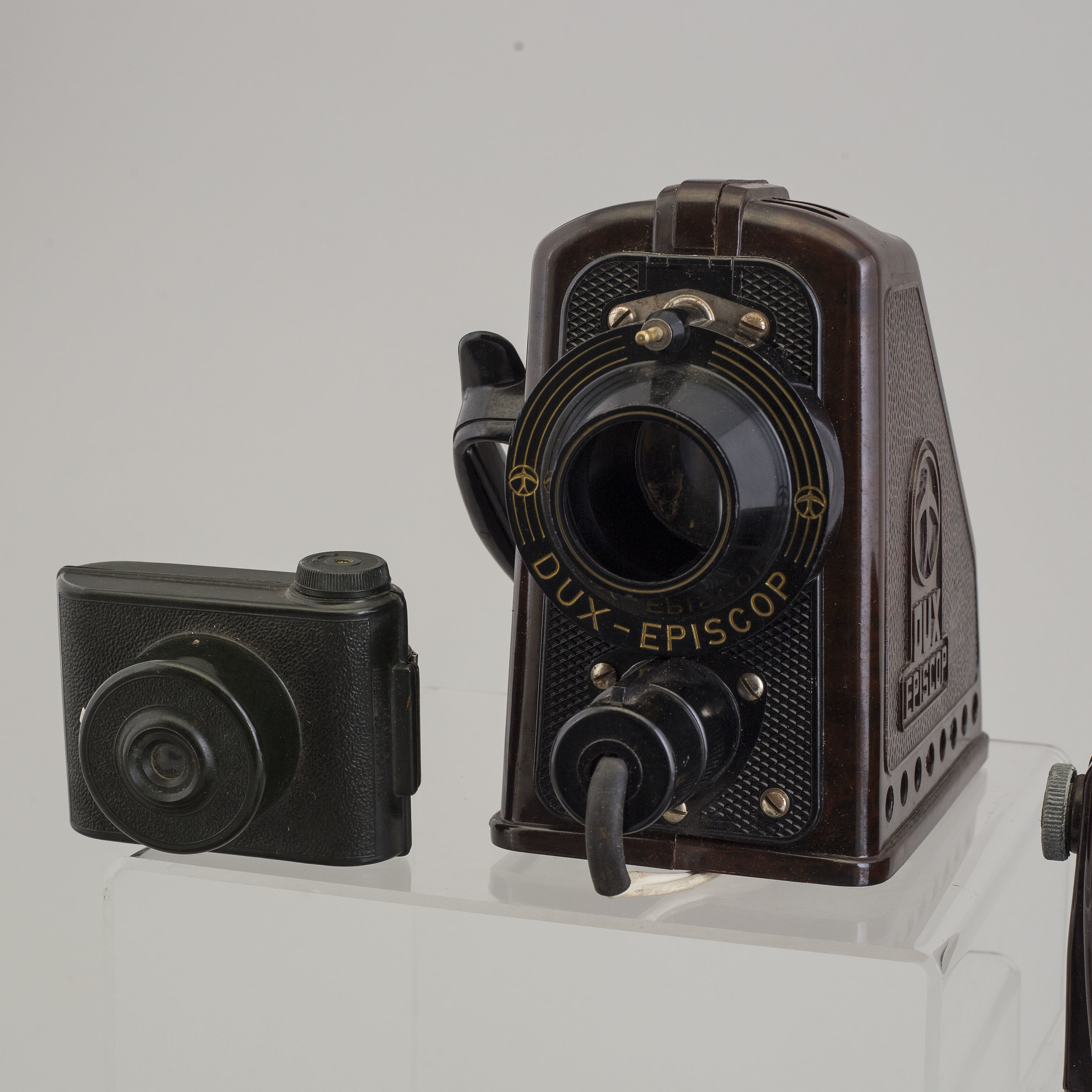 A set of 11 cameras, bakelite and plastic, 20th century. - Bukowskis