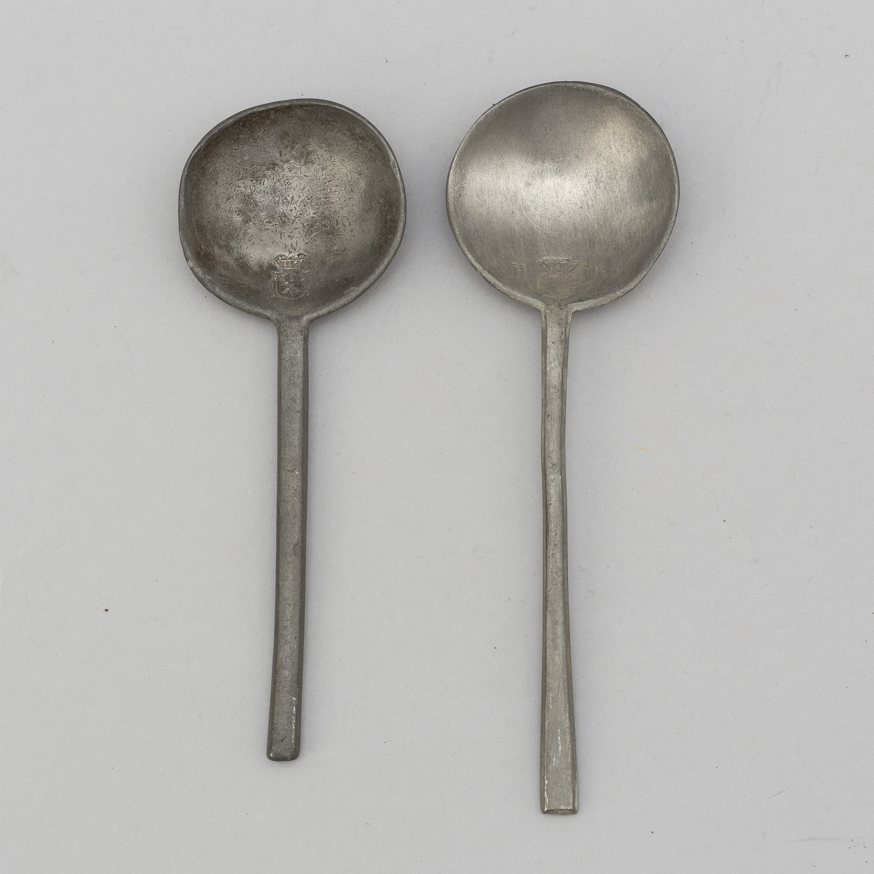 A pair of 18th century pewter spoons. - Bukowskis