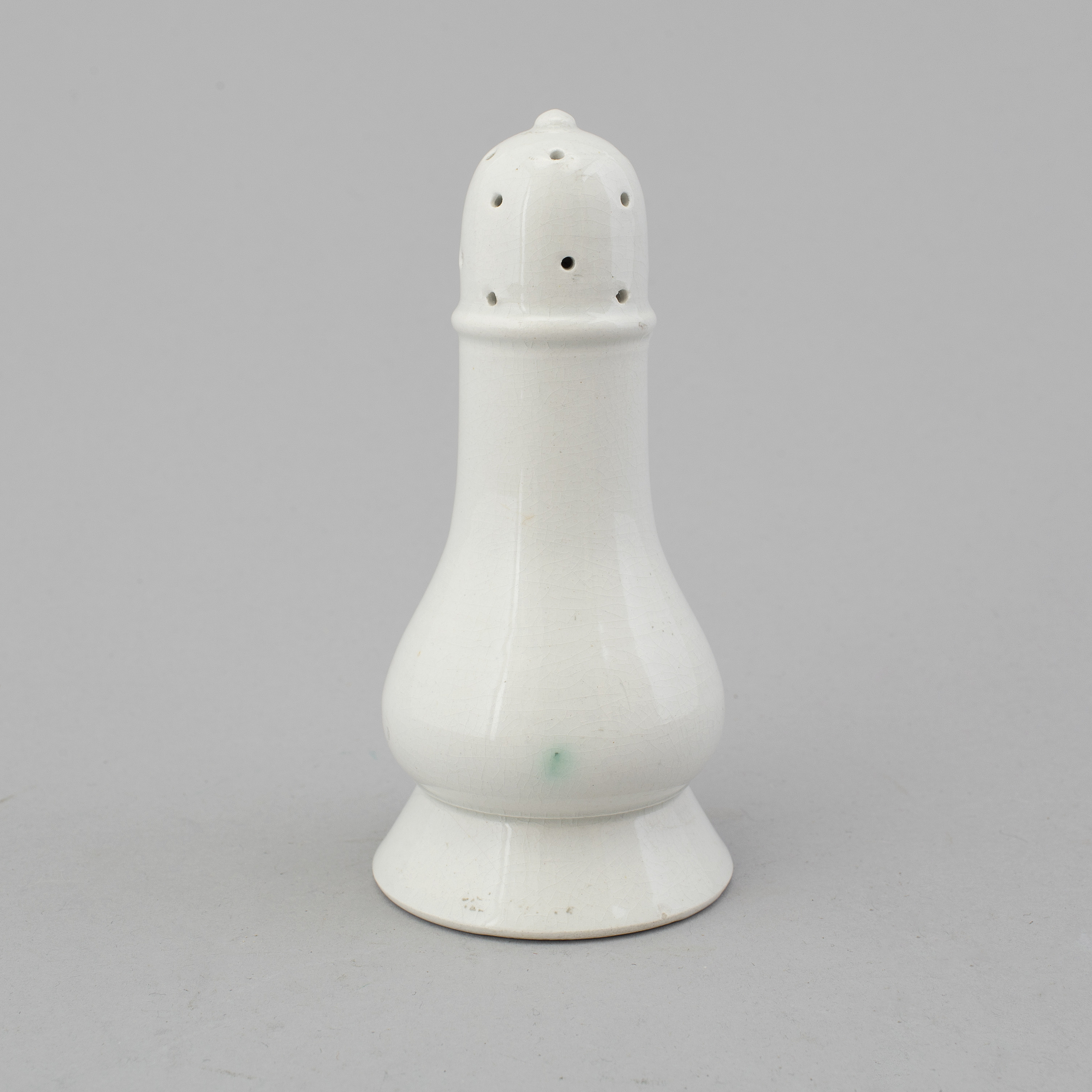 A 19TH CENTURY PORCELAIN SHAKER. - Bukowskis