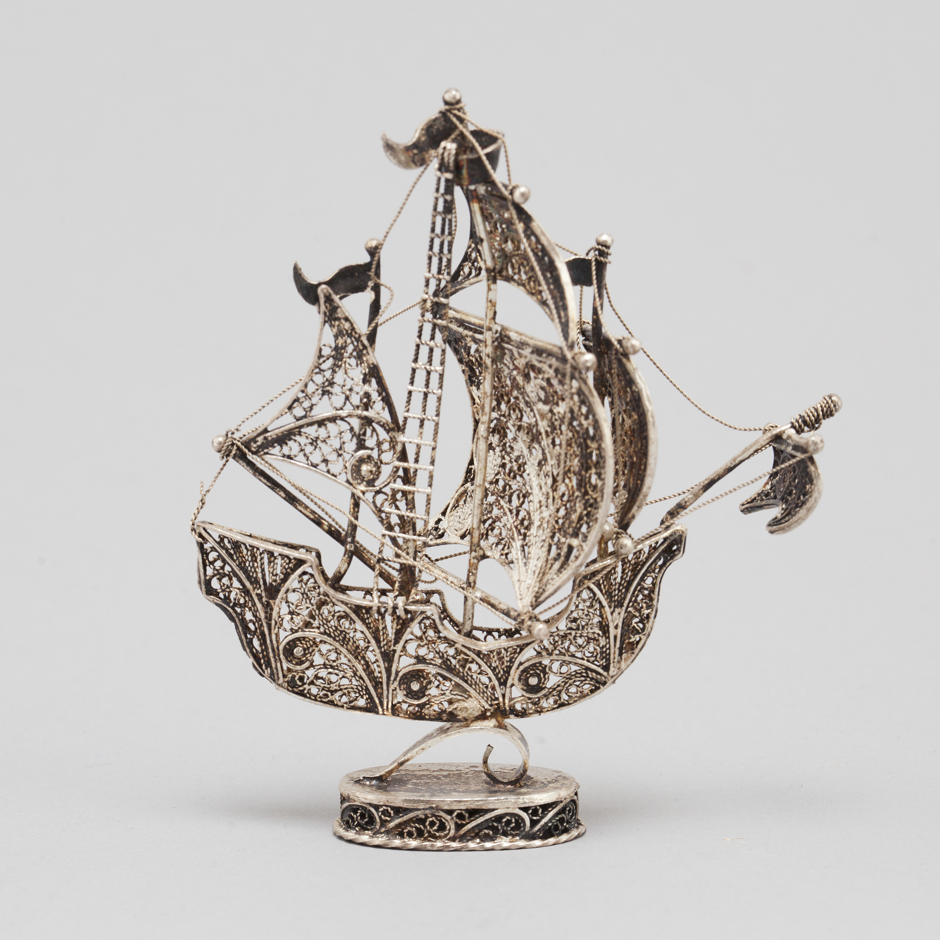 A 20TH CENTURY SILVER MINIATURE SAILING SHIP. - Bukowskis