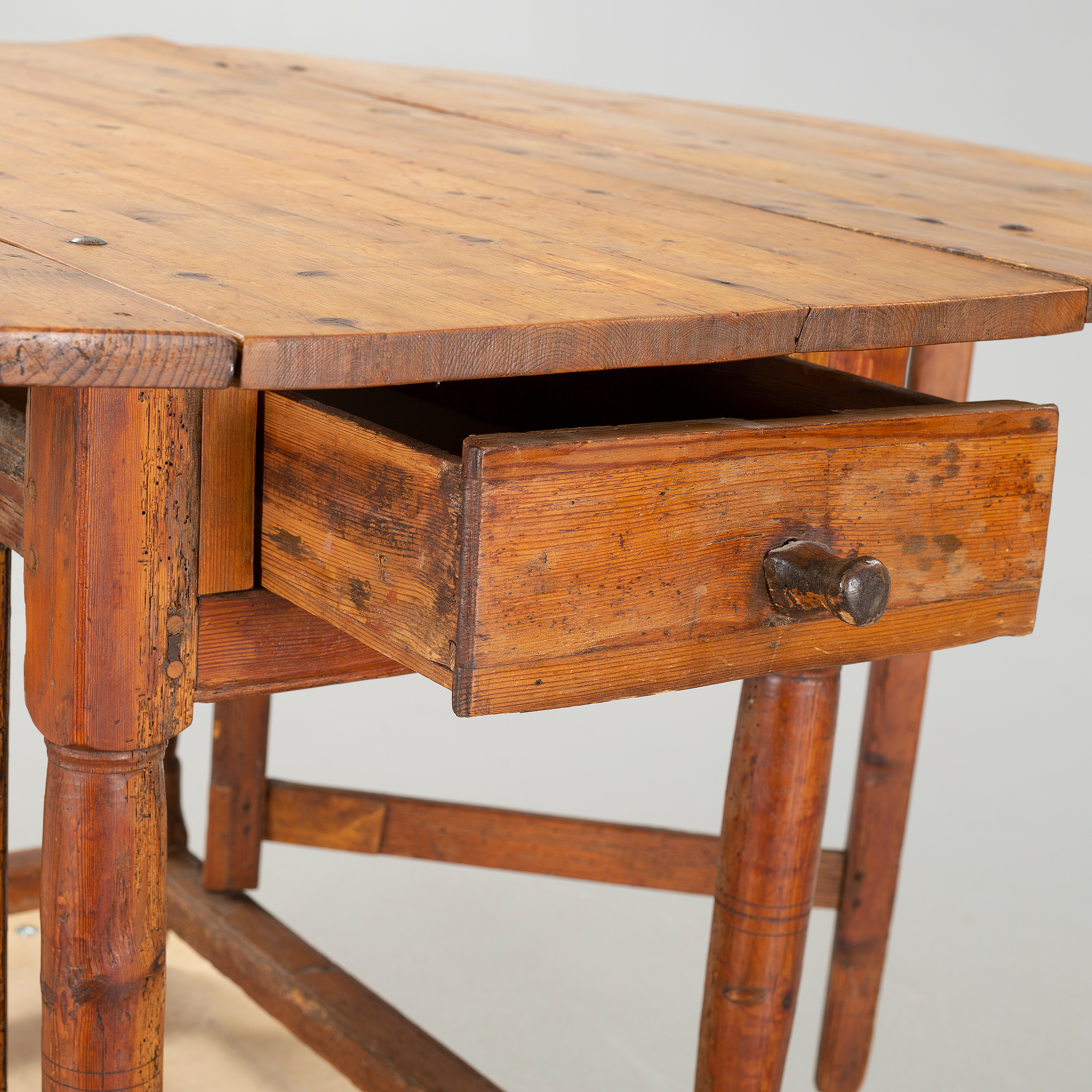 A 19th century table. - Bukowskis