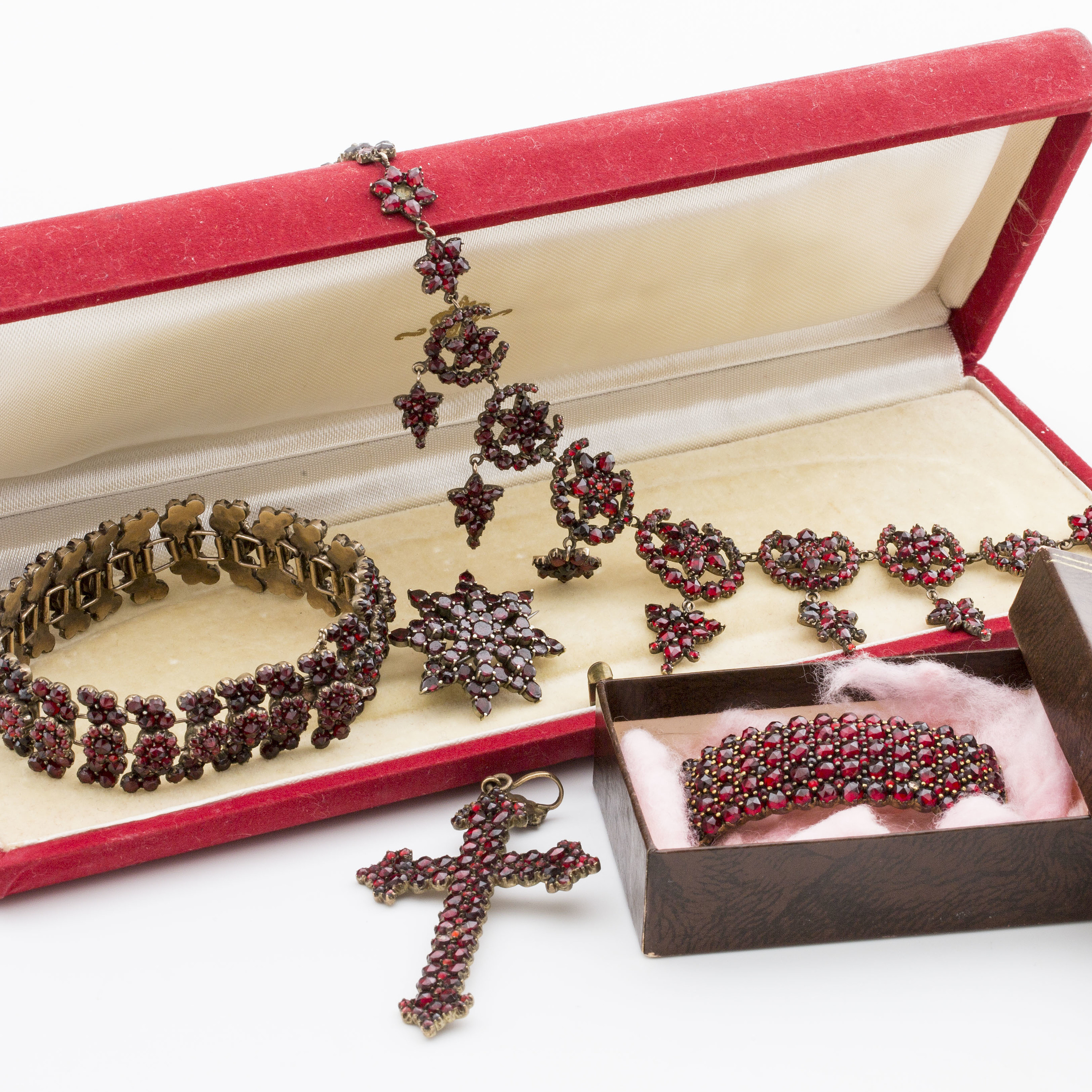 GARNITYR, 3 delar med fasettslipade granater. samt ytterligare två ...