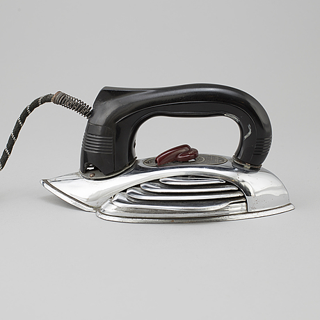 A 'Petit point' iron by Clifford Brooks Stevens och Edward P. Schreyer ...