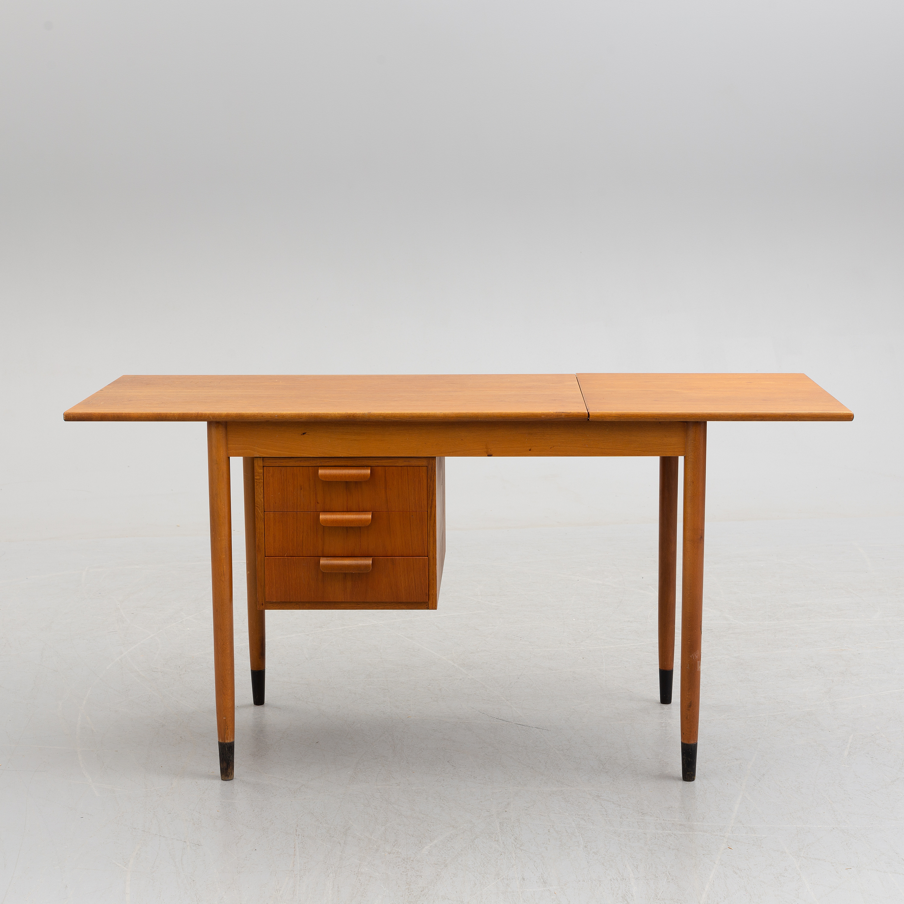 A mid 20th century desk by Gemla, Sweden. - Bukowskis
