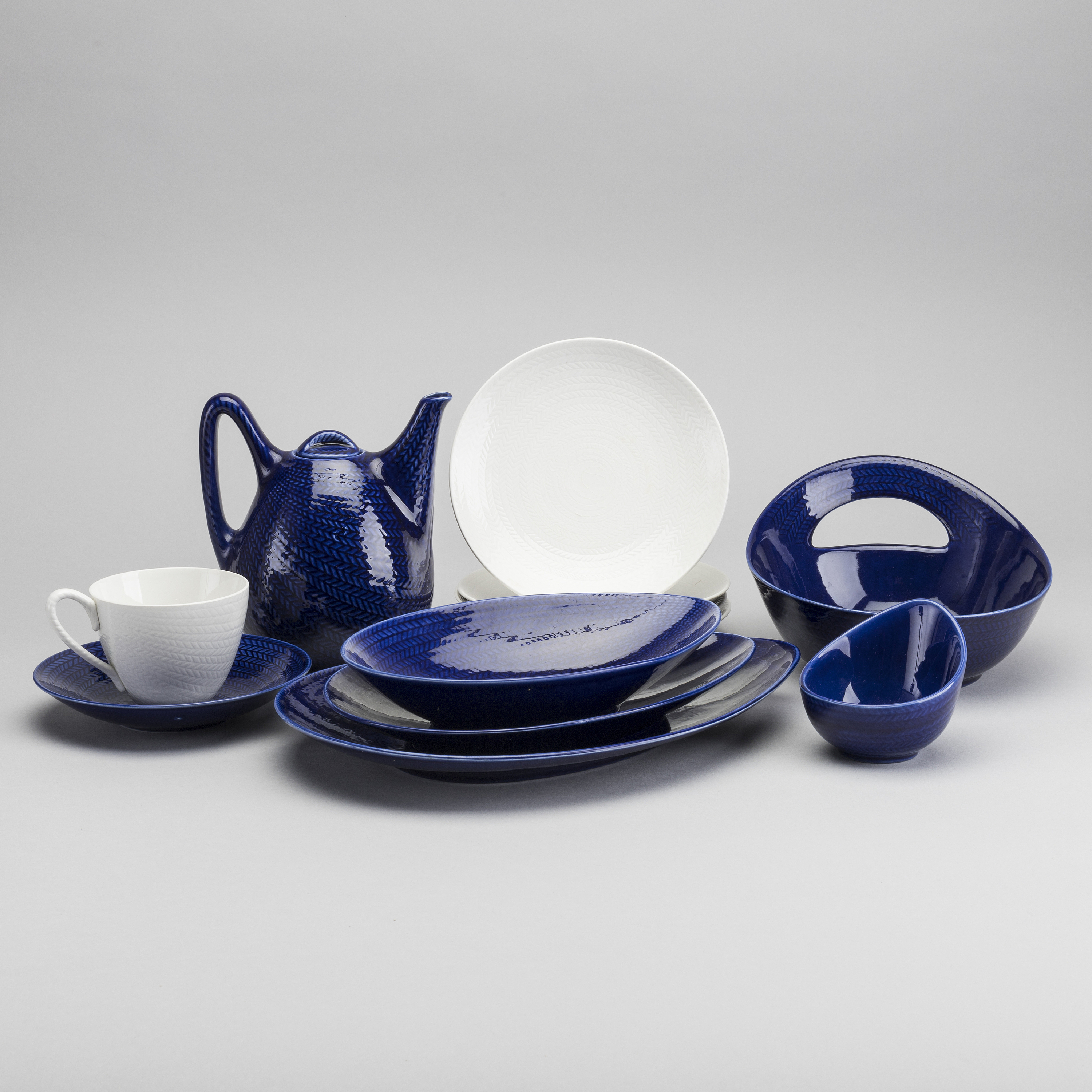 HERTHA BENGTSON, servis, 14 delar, porslin, "Blå eld", Gustavsberg ...