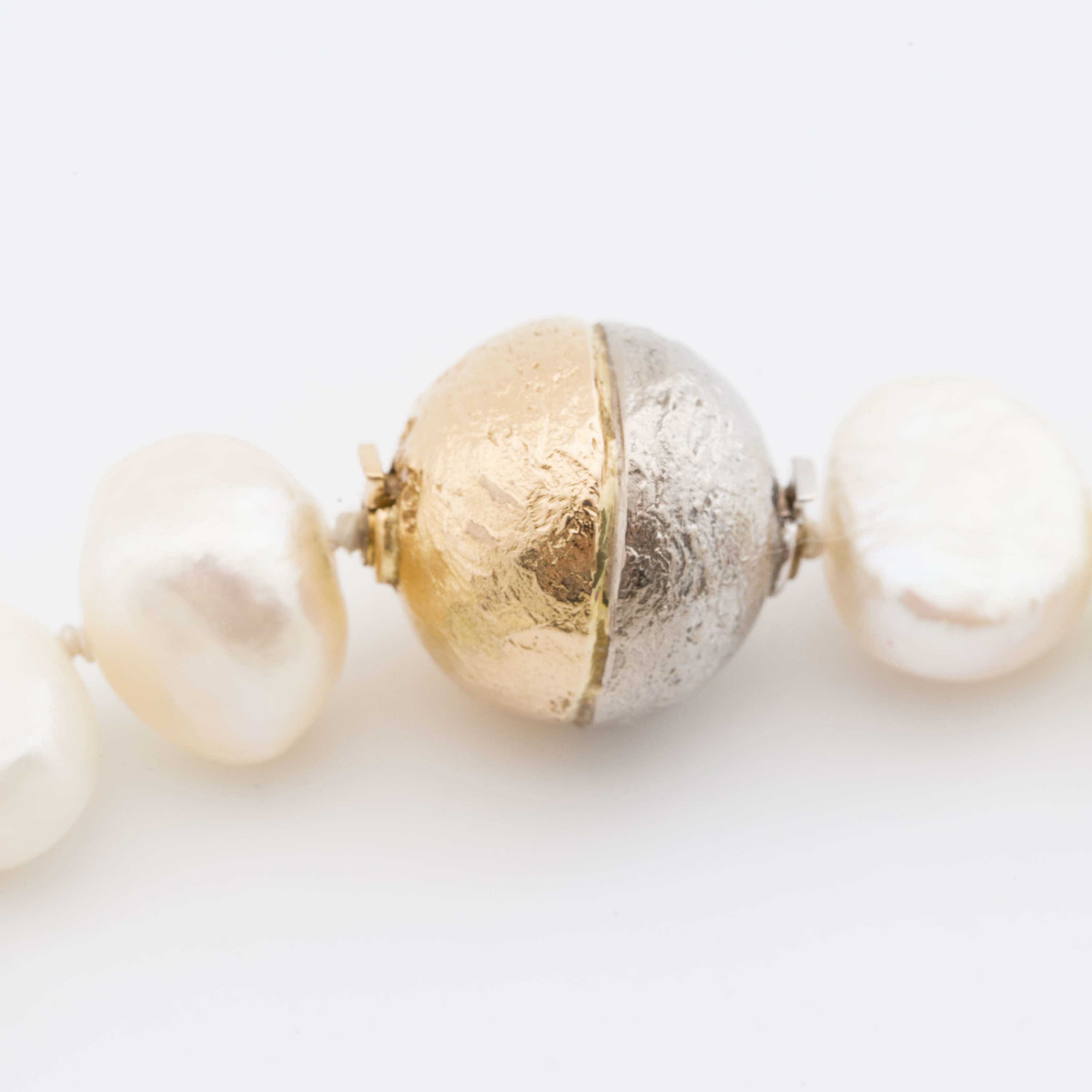 COLLIER odlade olikfärgade sötvattenspärlor lås 18K guld och vitguld ...