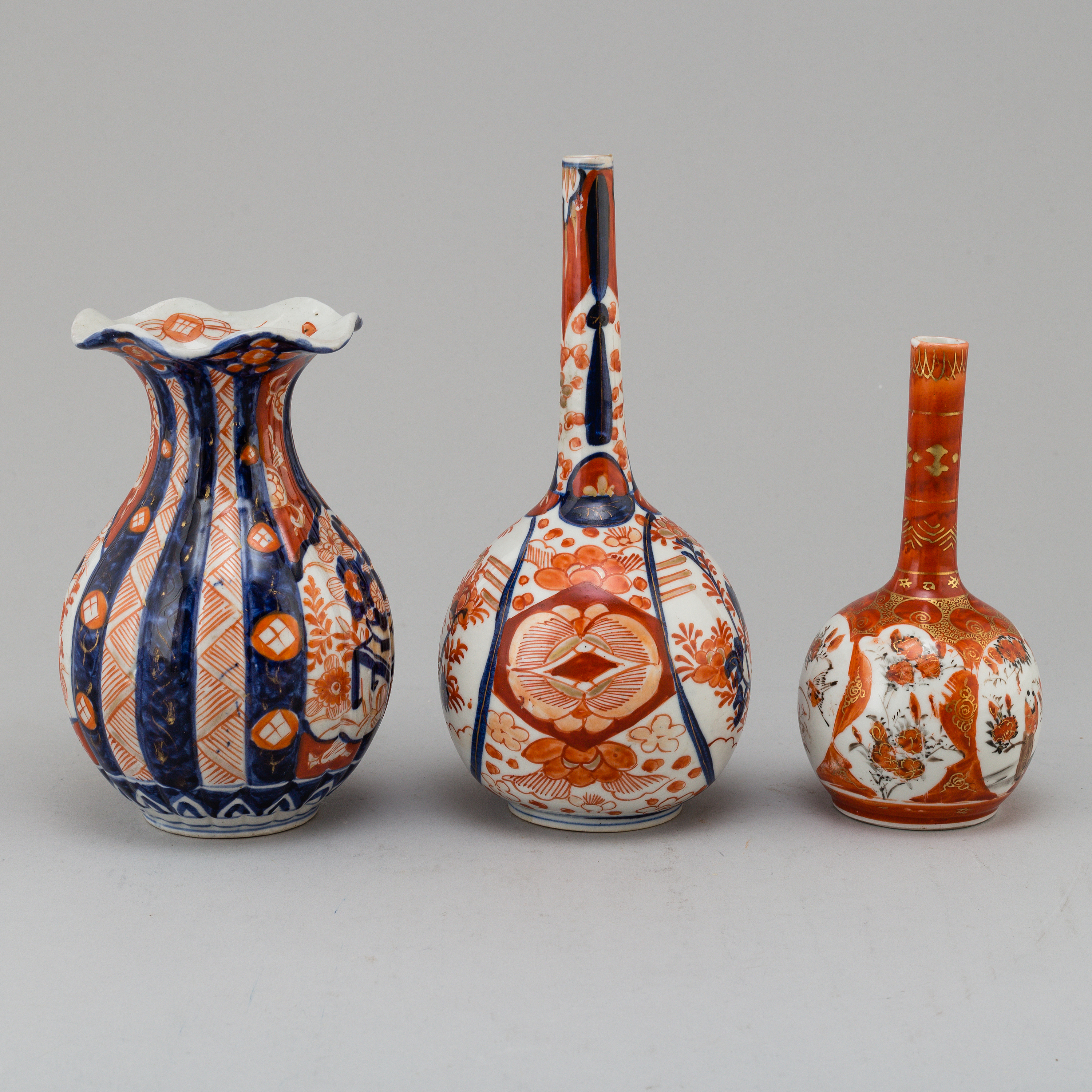 VASER, 3 st, porslin, Imari, Japan, 1900-tal. - Bukowskis