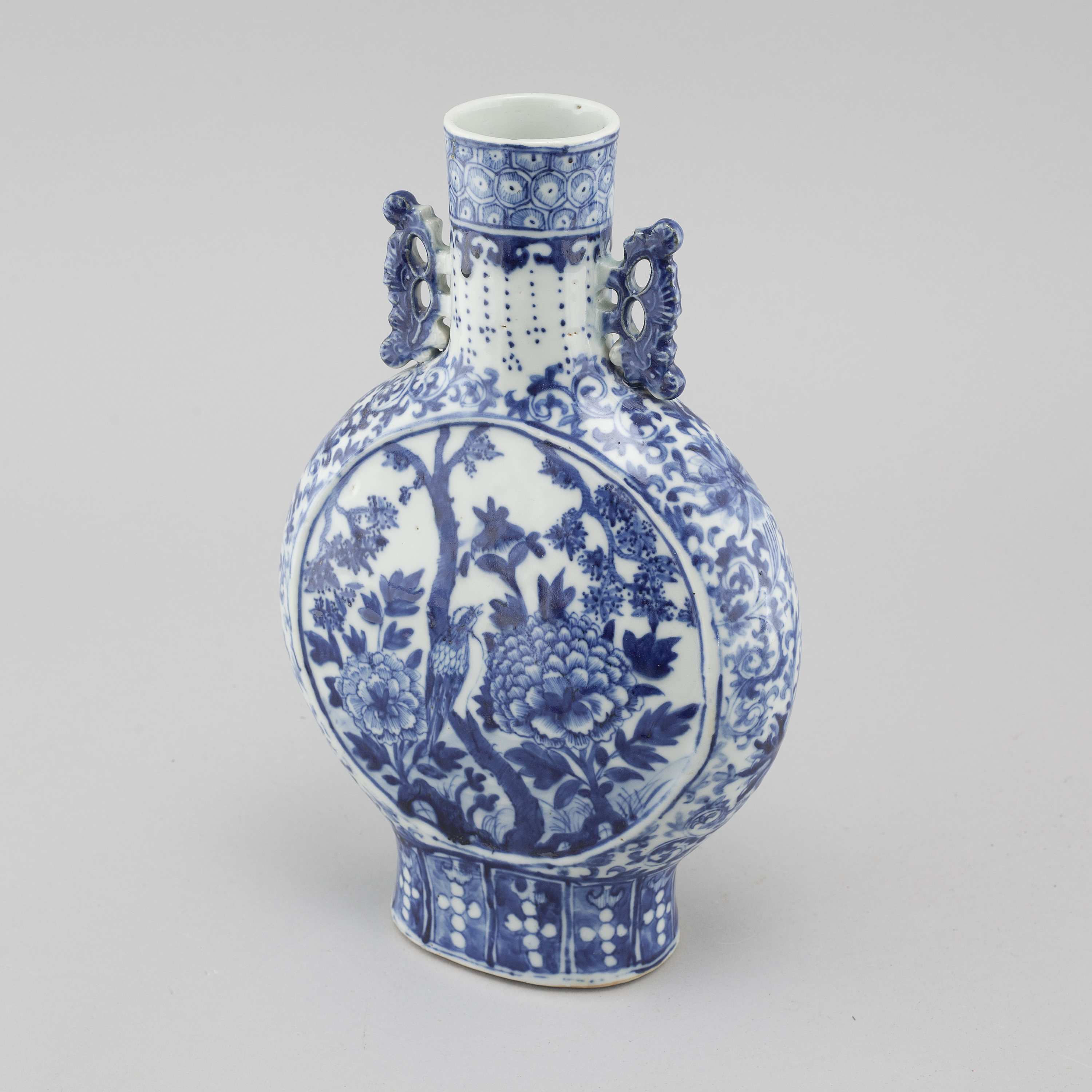 A porcelain moon flask from China, 19th century. - Bukowskis