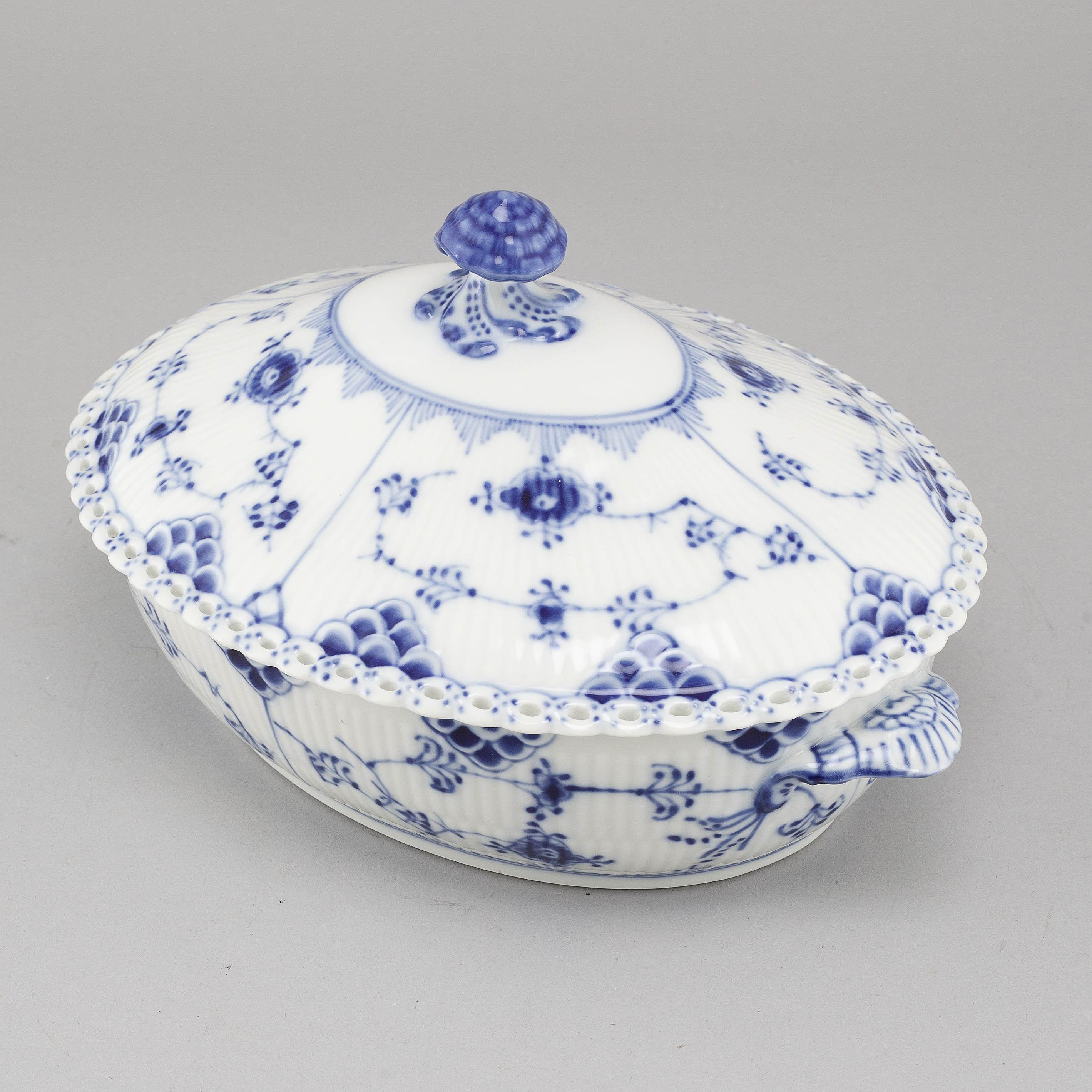 A porcelain "Musselmalet" terrine by Royal Copenhagen from the second ...