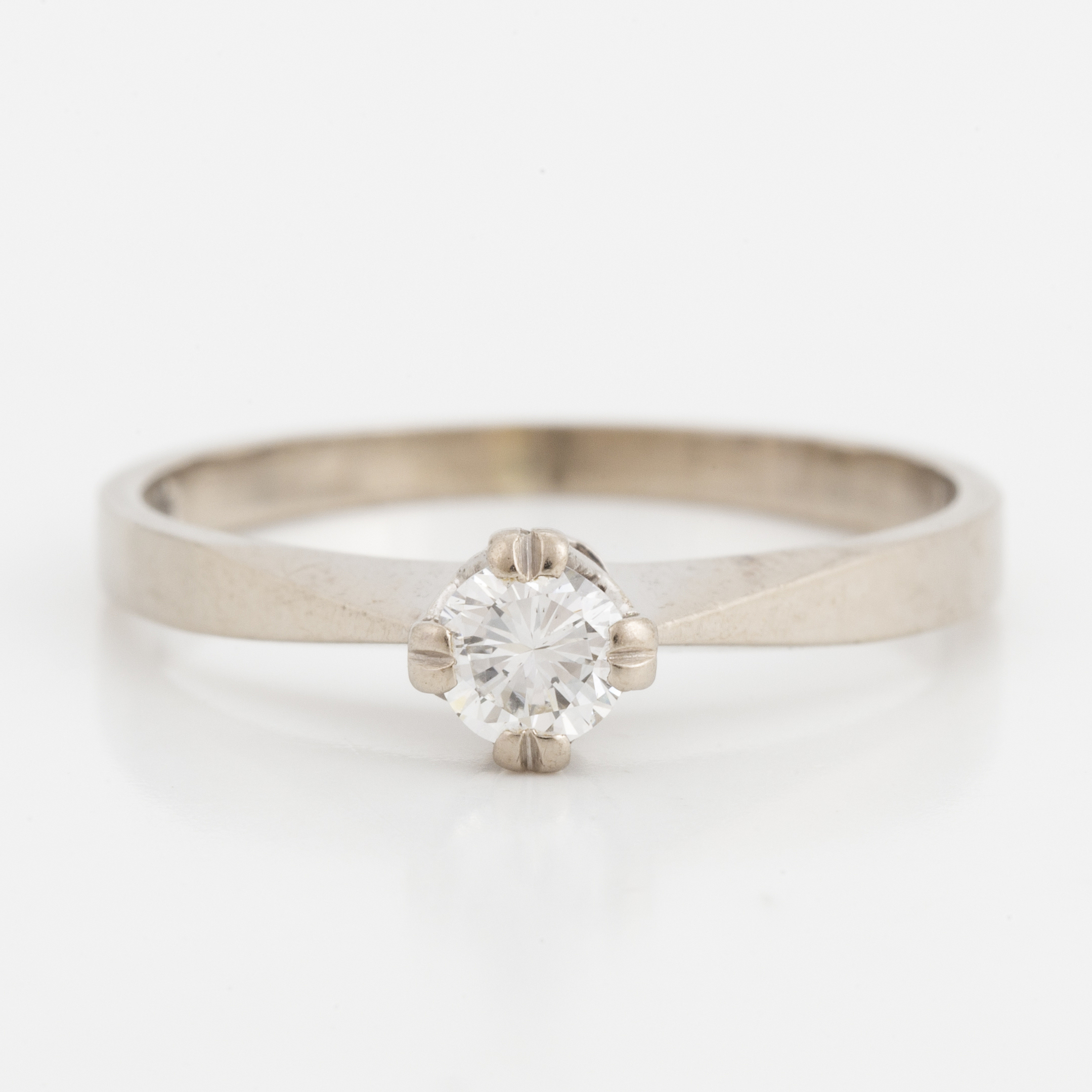 ENSTENSRING, 18K vitguld med en briljant. - Bukowskis