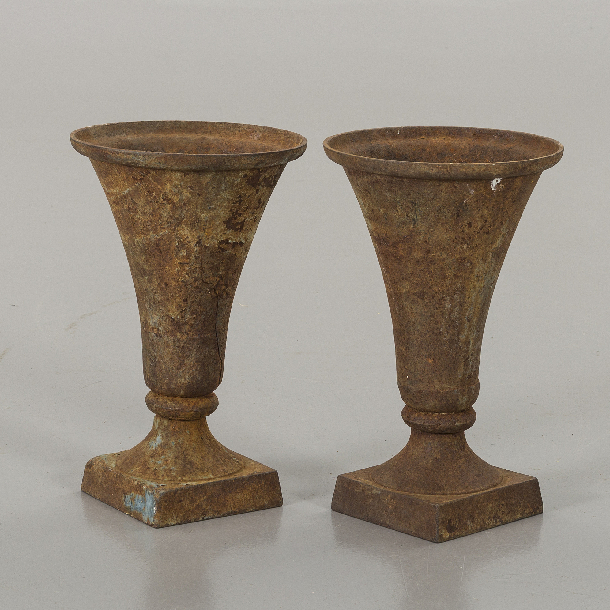A PAIR OF CAST IRON VASES. - Bukowskis