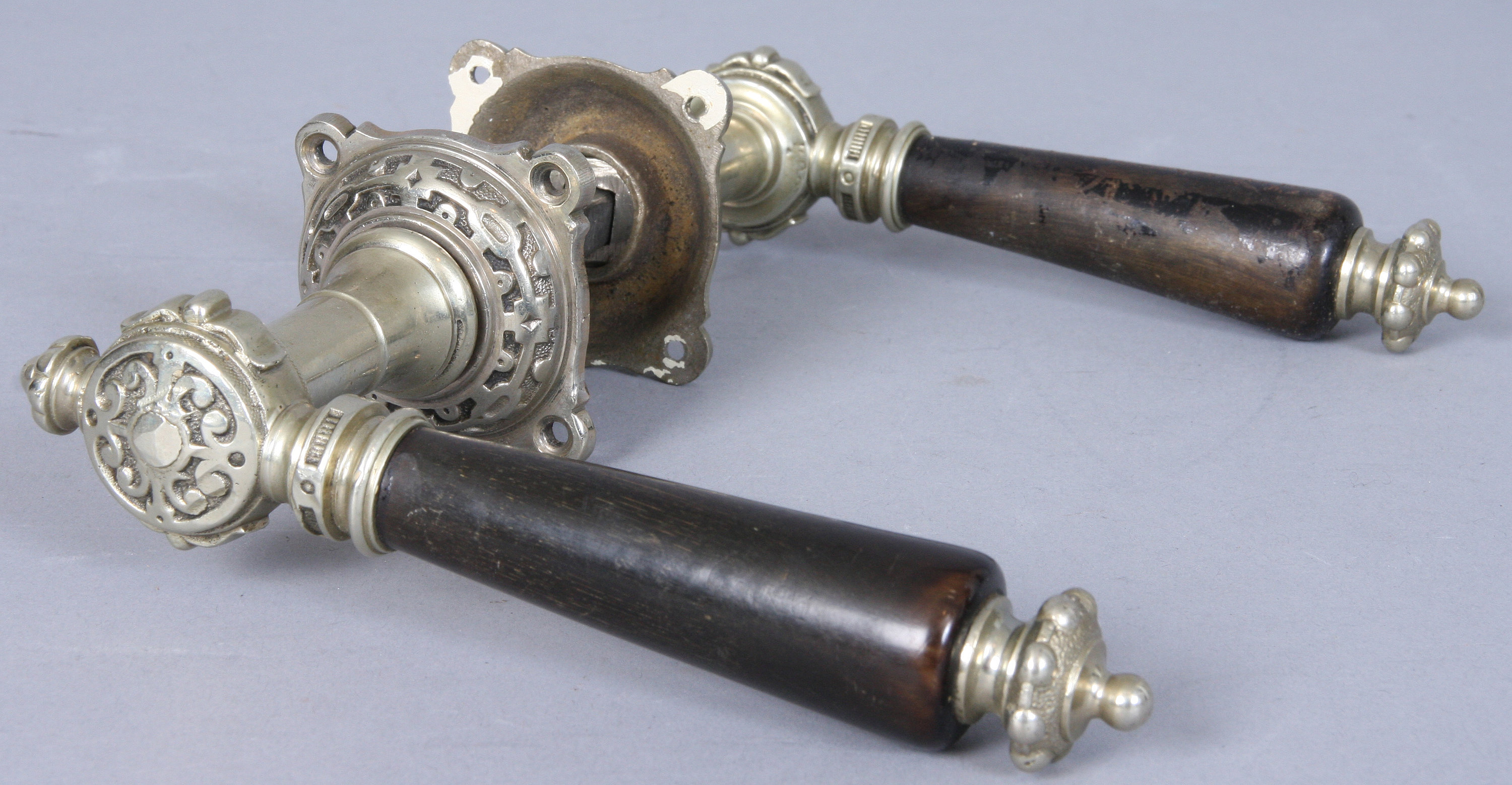 DÖRRHANDTAG, 6 st samt NYCKELSKYLTAR, 5 par, nysilver samt trä, England ...