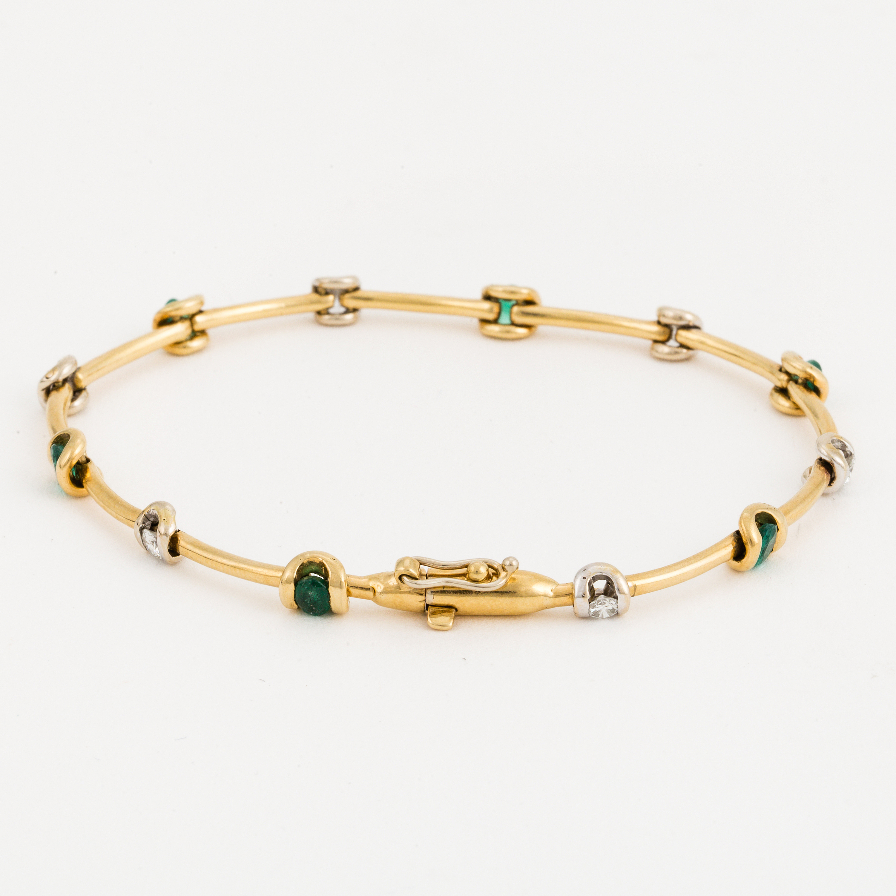 ARMBAND, 14K guld med 6 smaragder och 6 briljanter ca 0.30 ct. - Bukowskis