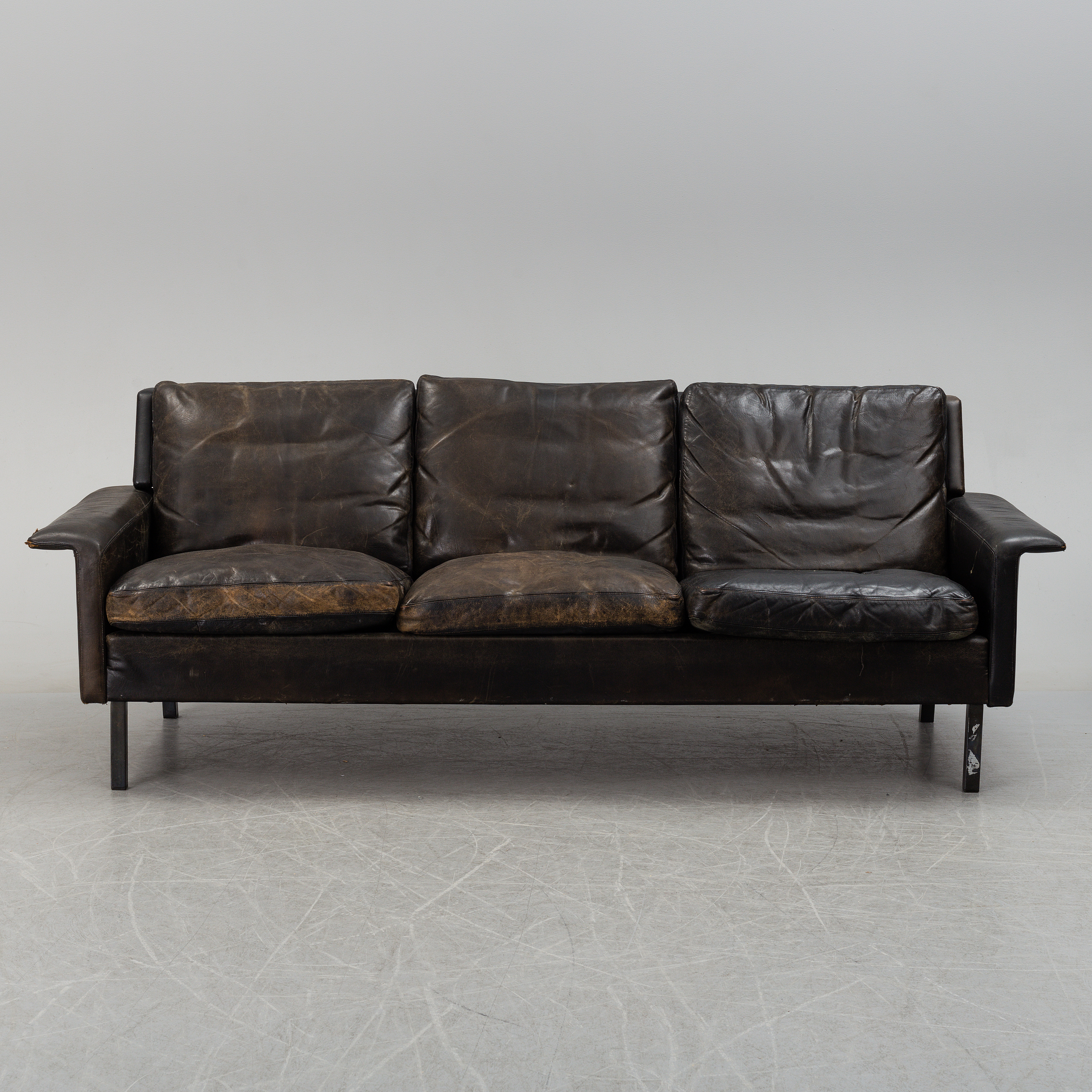 ARNE VODDER, a leather upholstered sofa from Fritz Hansen, Denmark ...