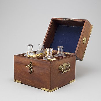 SCHATULL, med 4 flaskor, 1800-talets andra hälft. - Bukowskis