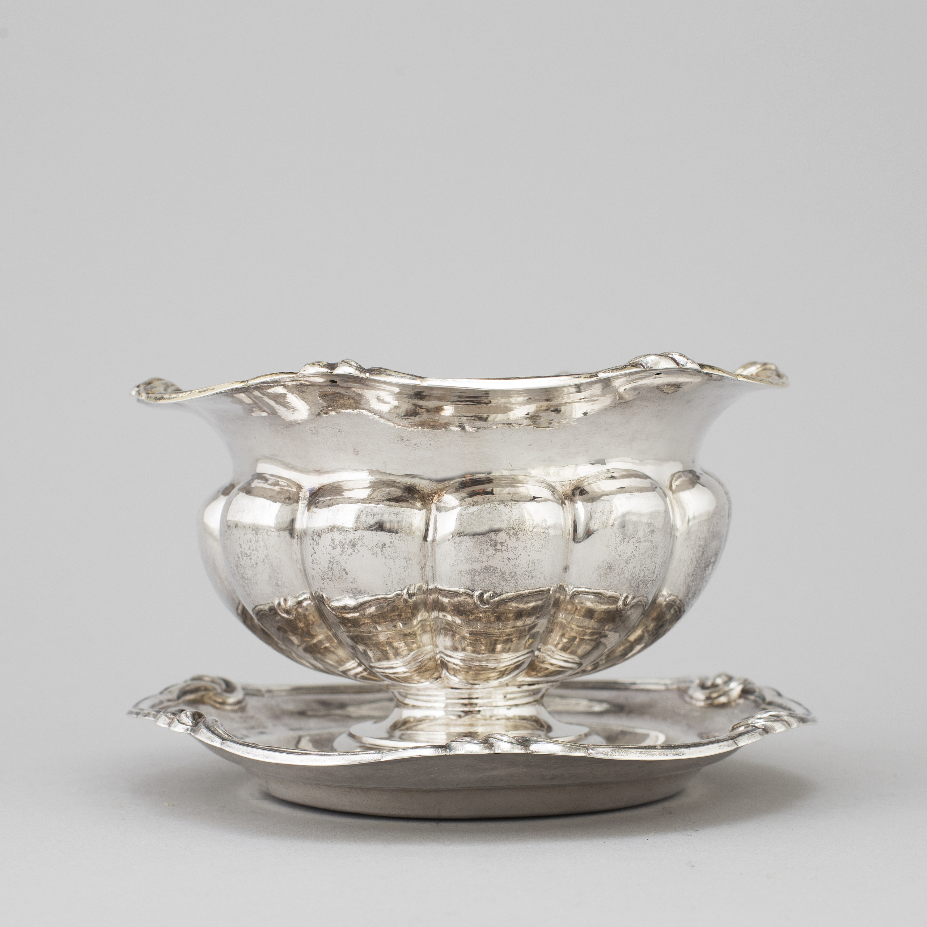 Johan Olof Östlund, såsskål på fat, silver, Gävle 1863. - Bukowskis