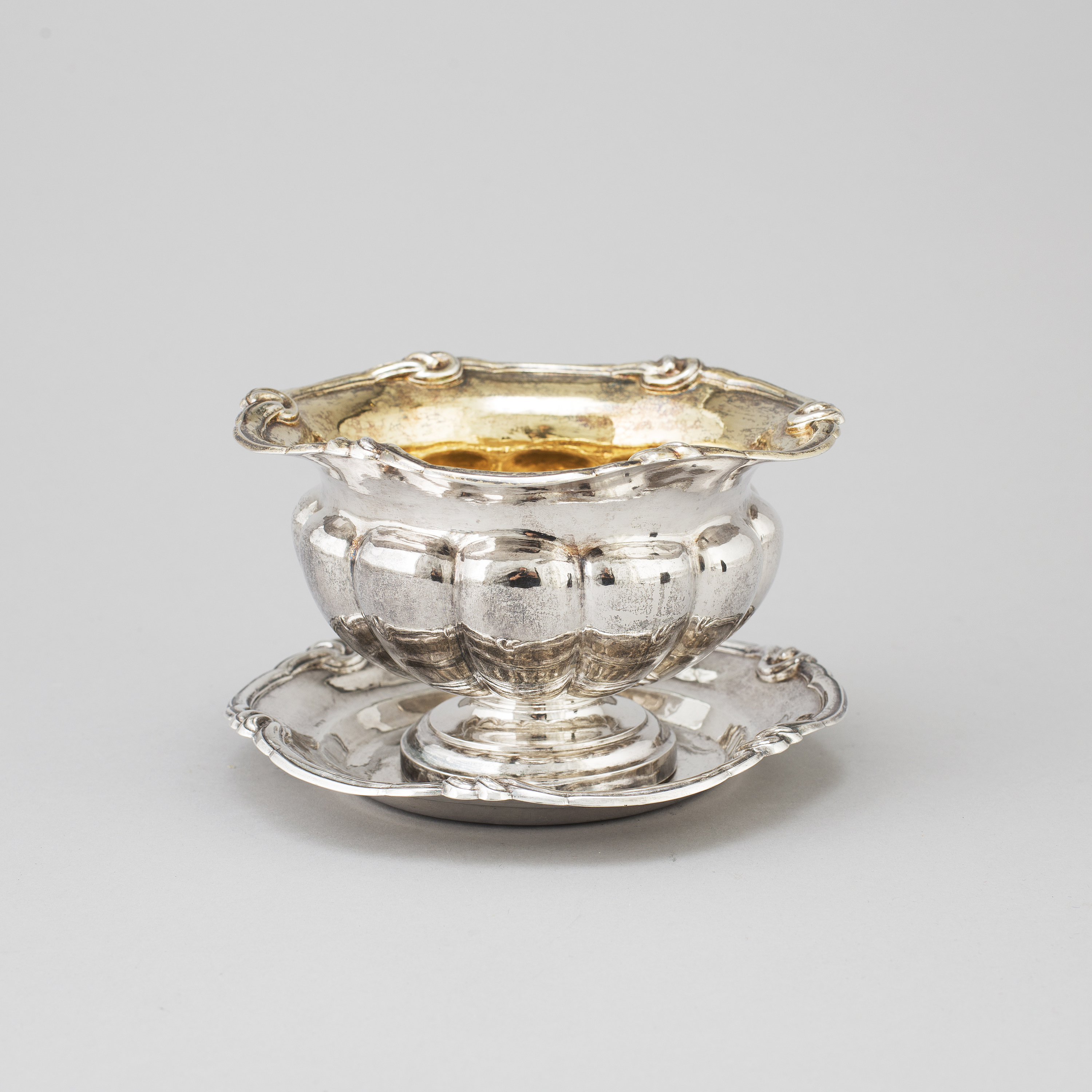 Johan Olof Östlund, såsskål på fat, silver, Gävle 1863. - Bukowskis