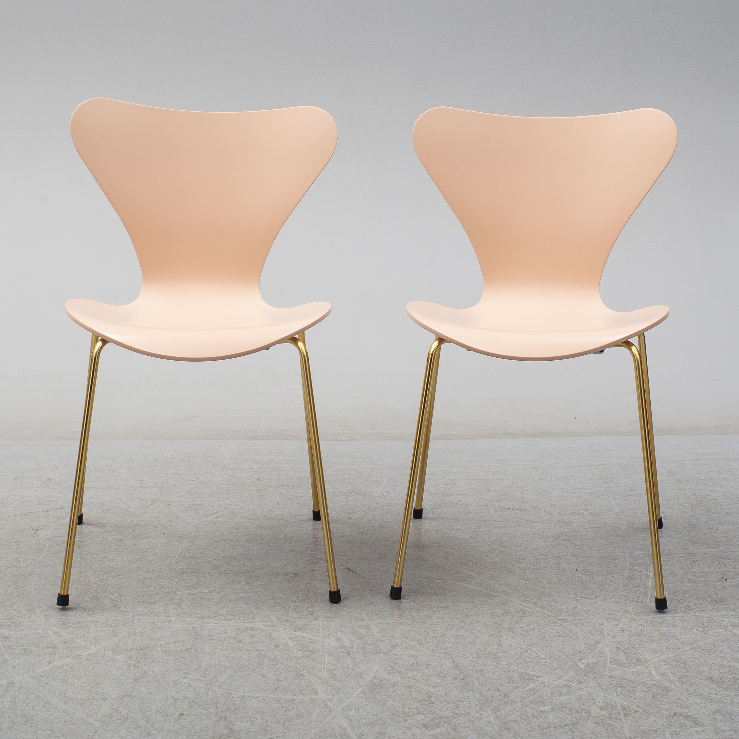 ARNE JACOBSEN, a pair of 'Sjuan' chairs. - Bukowskis