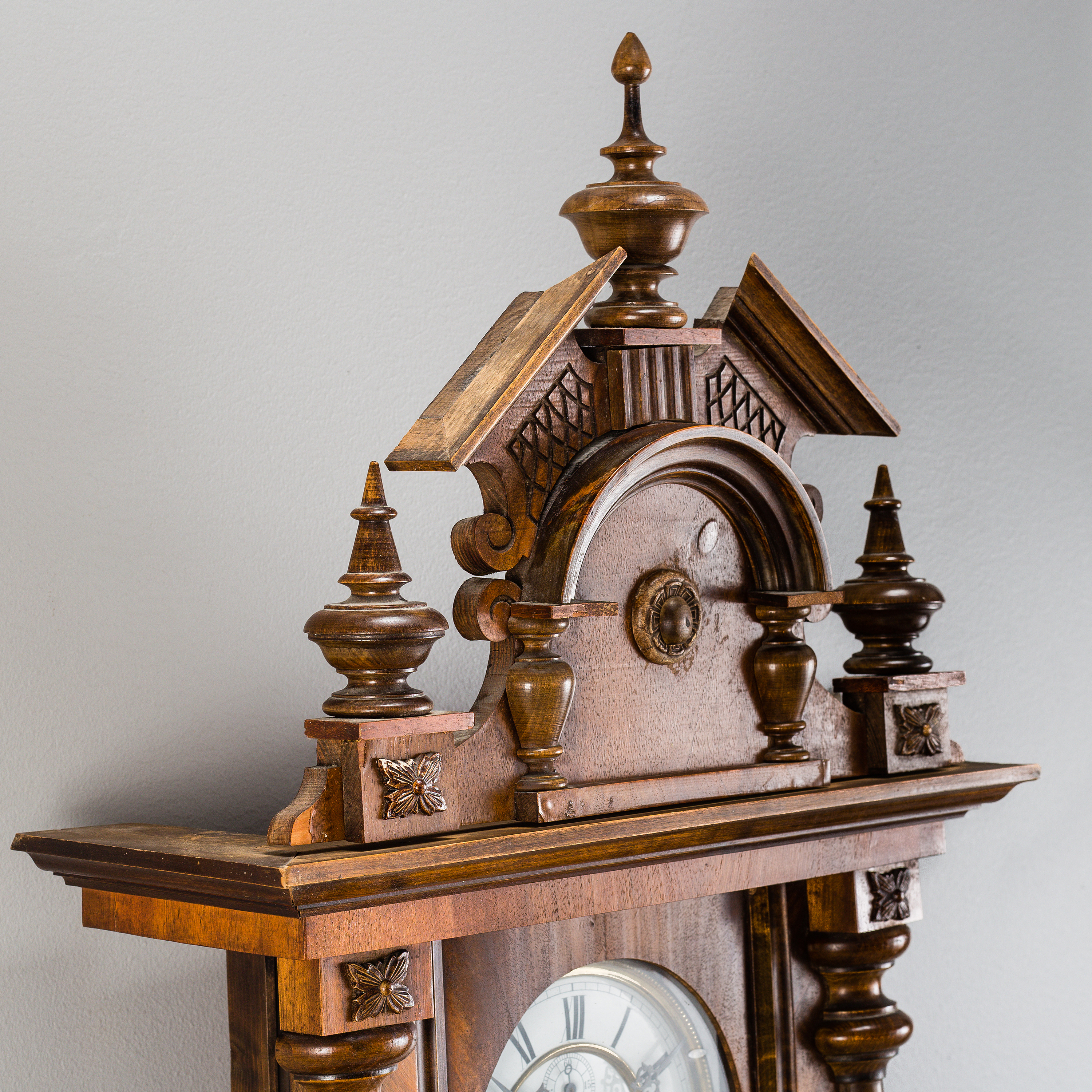 A wall clock, circa 1900. - Bukowskis
