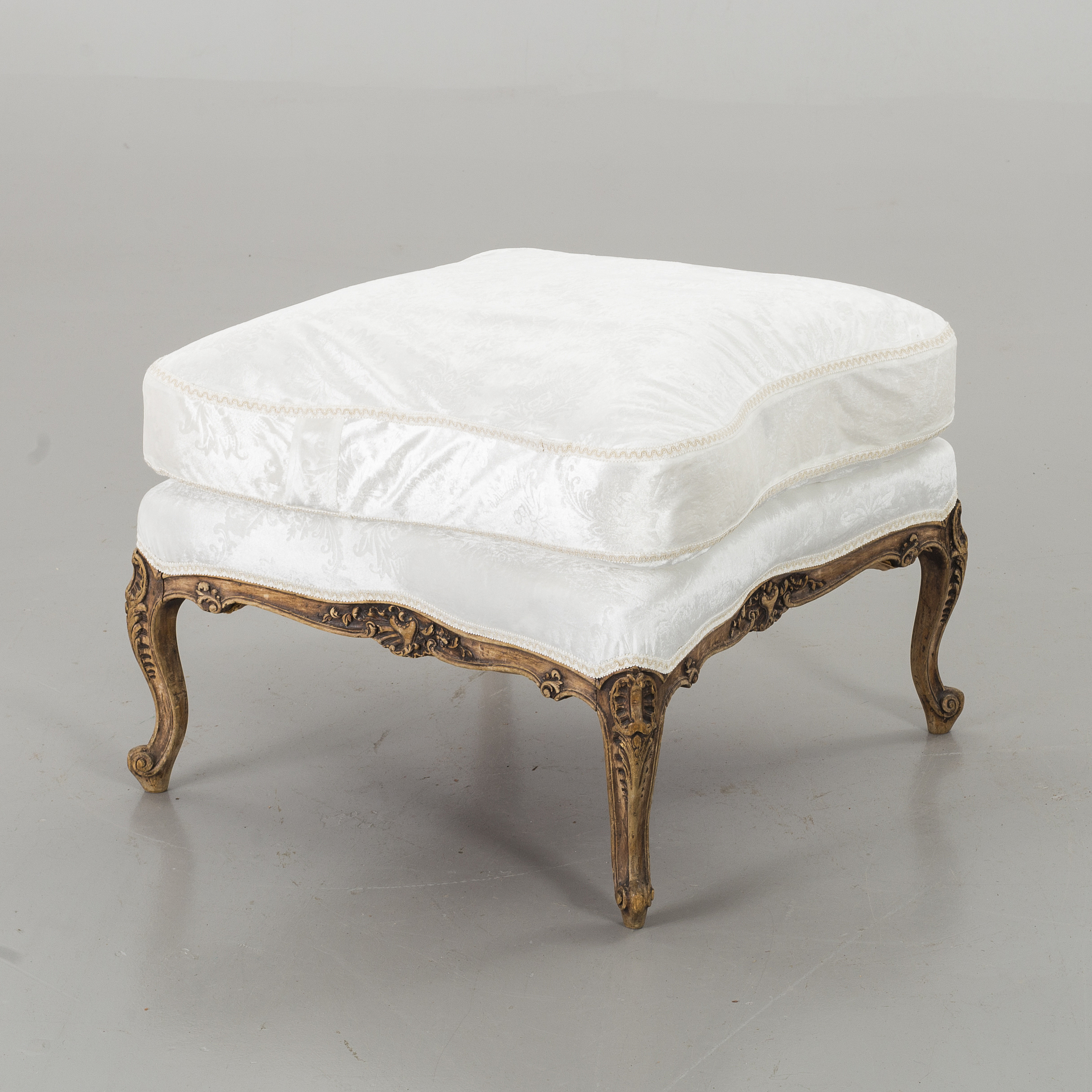 STOOL IN ROCOCO STYLE, 20th century. - Bukowskis