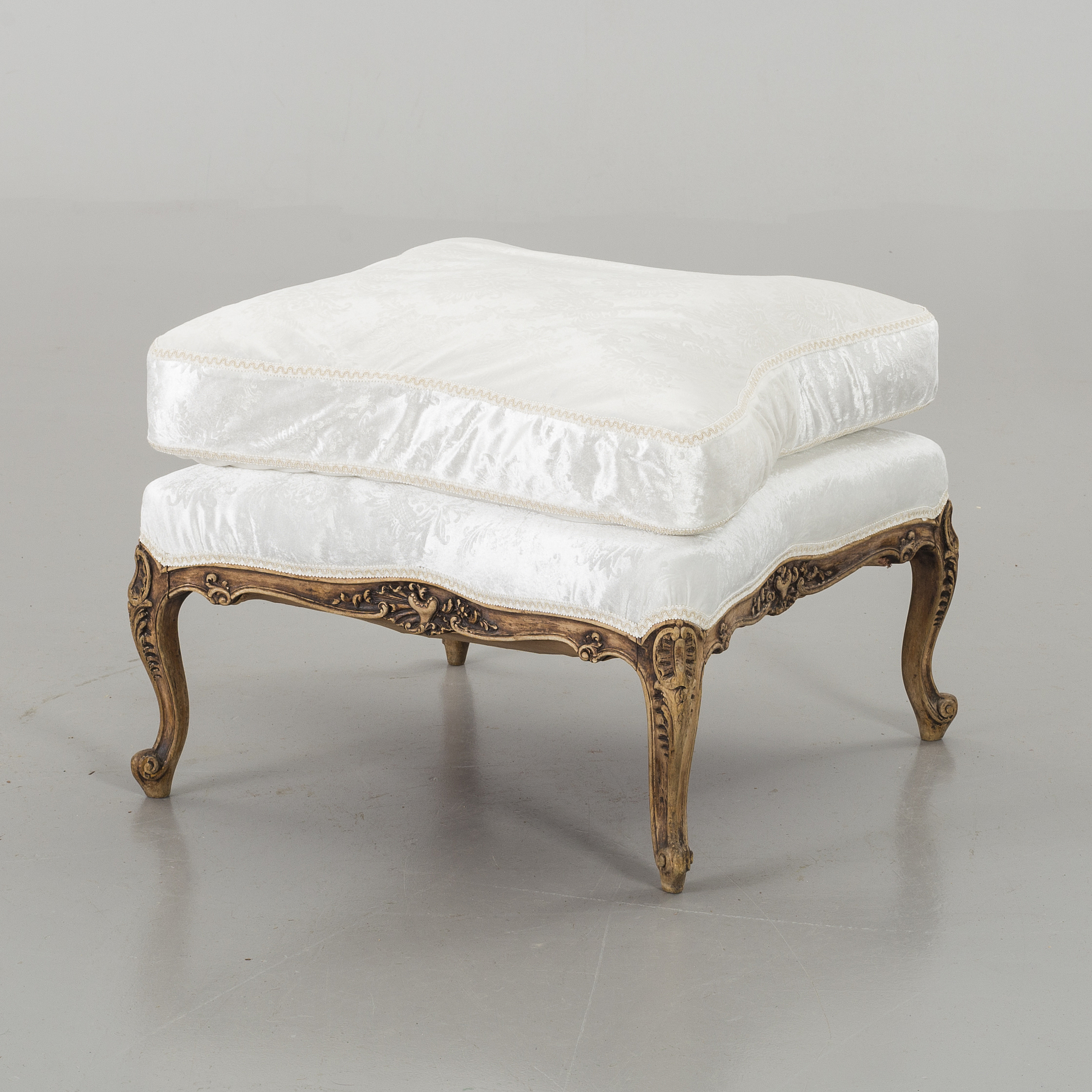 STOOL IN ROCOCO STYLE, 20th century. - Bukowskis