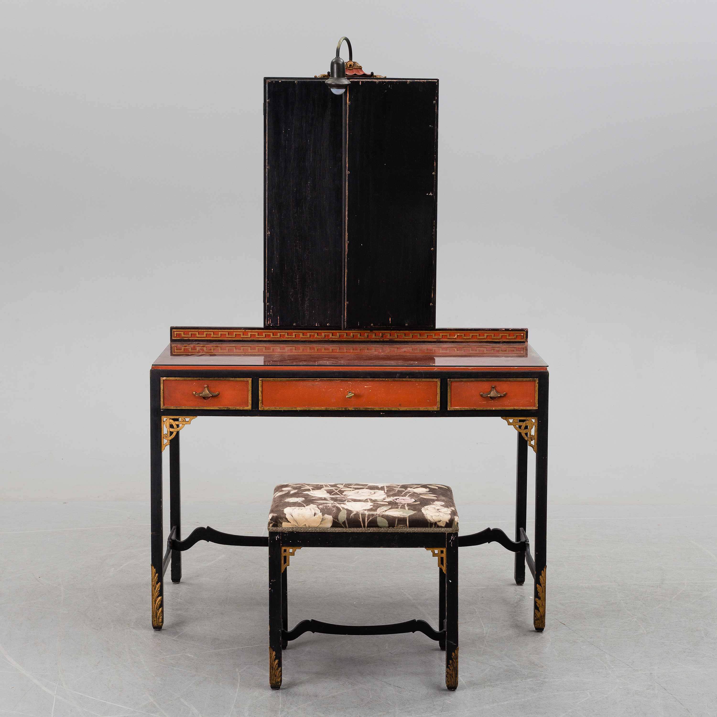 A 1920s/1930s dressing table and stool. - Bukowskis