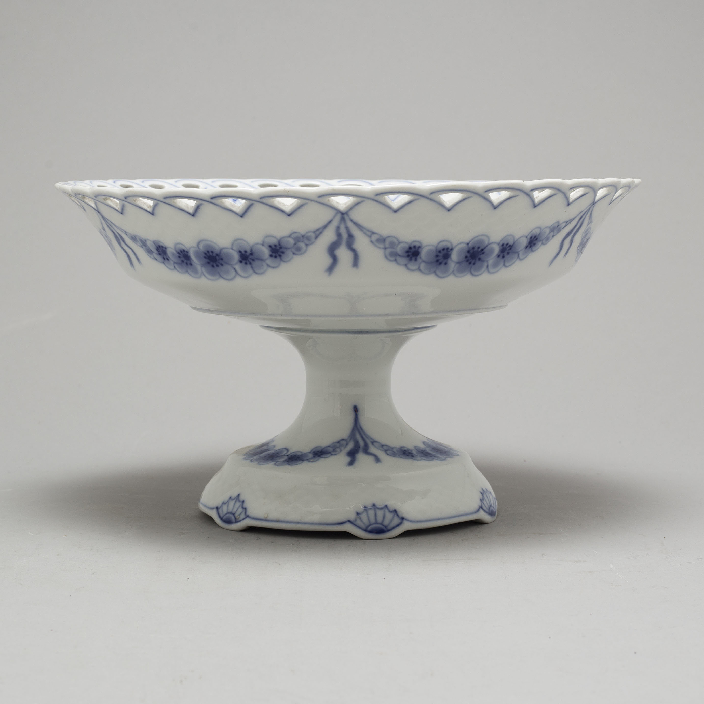 A porcelain dish by Bing & Gröndal. - Bukowskis