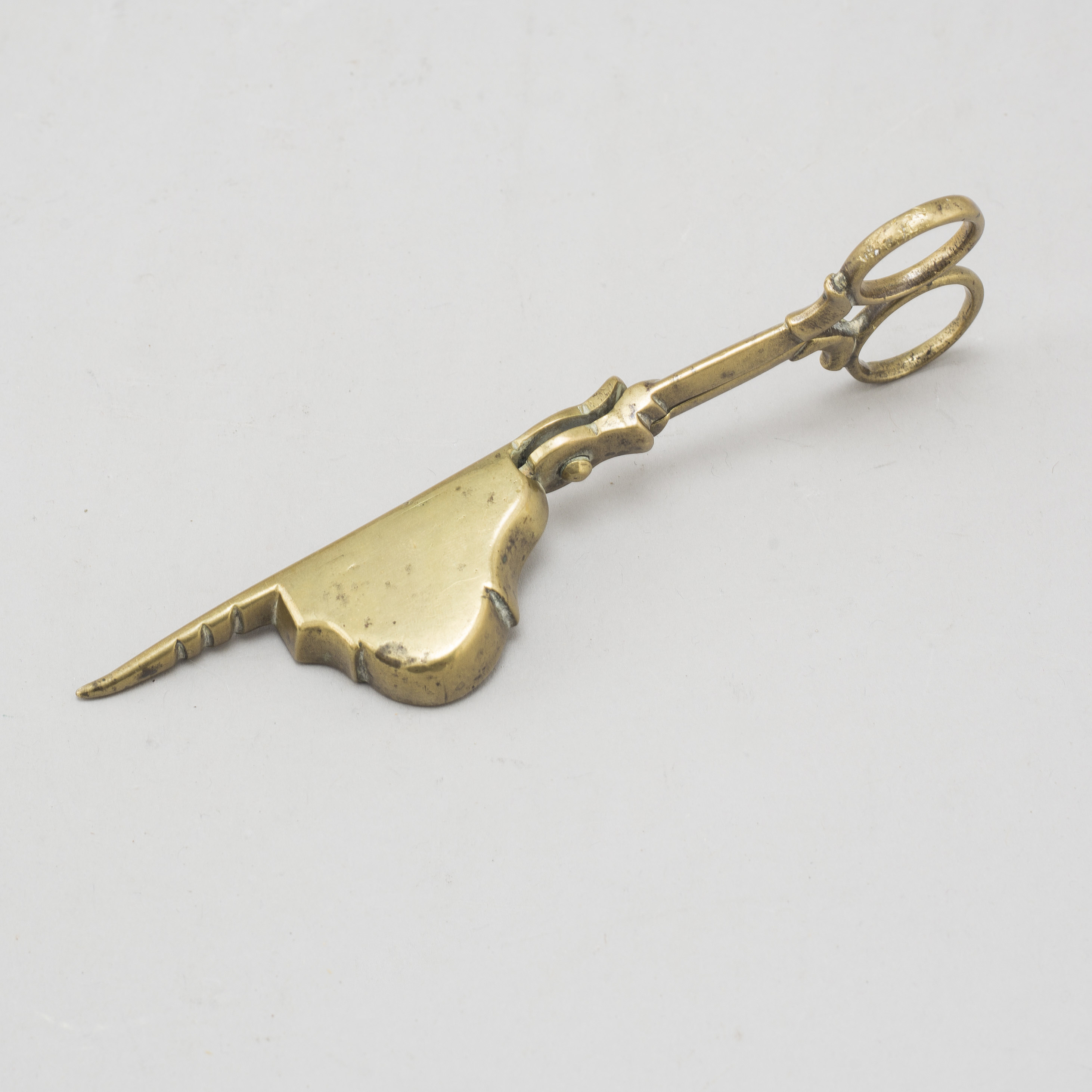 A 17th/18th century bronze candle scissors. - Bukowskis