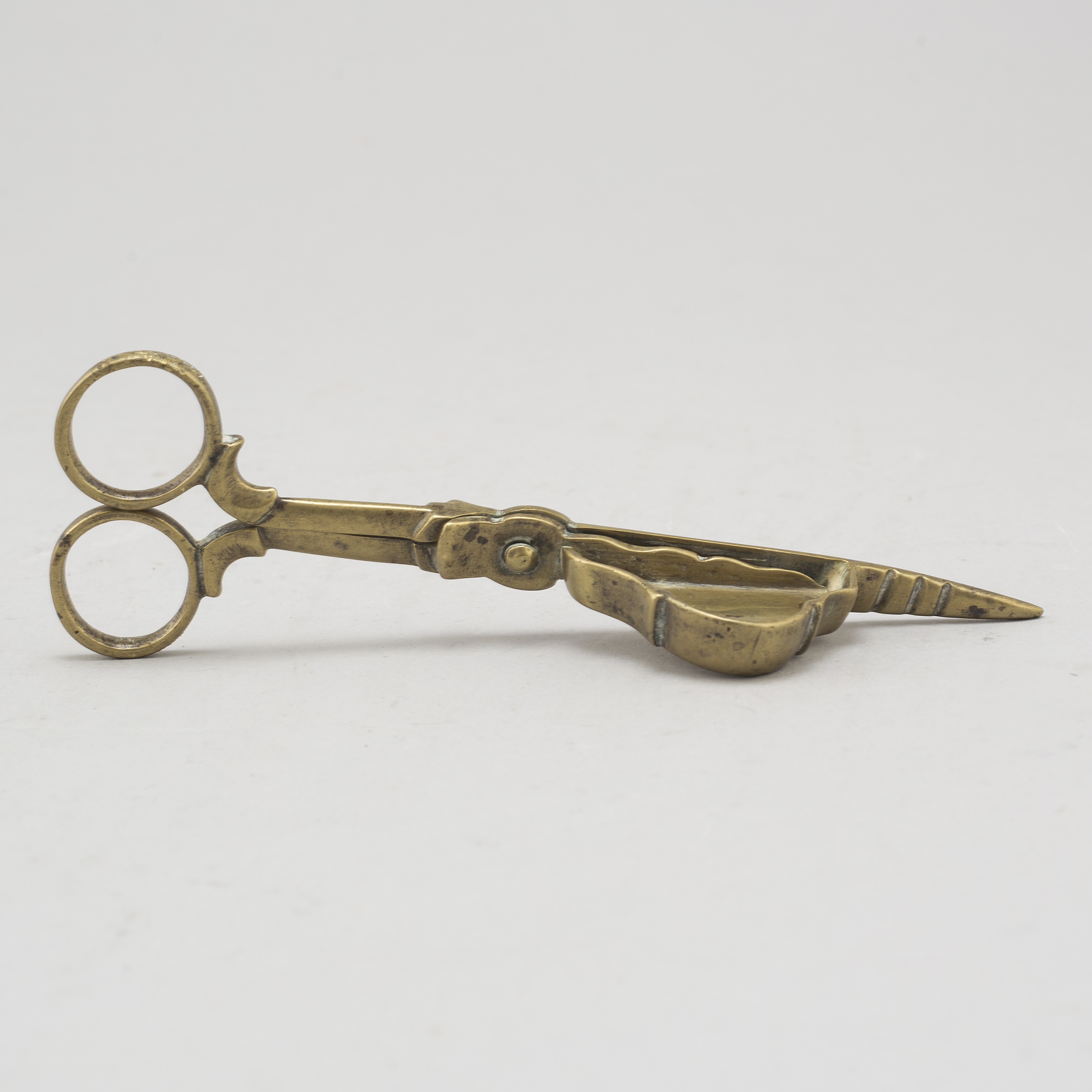 A 17th/18th century bronze candle scissors. - Bukowskis