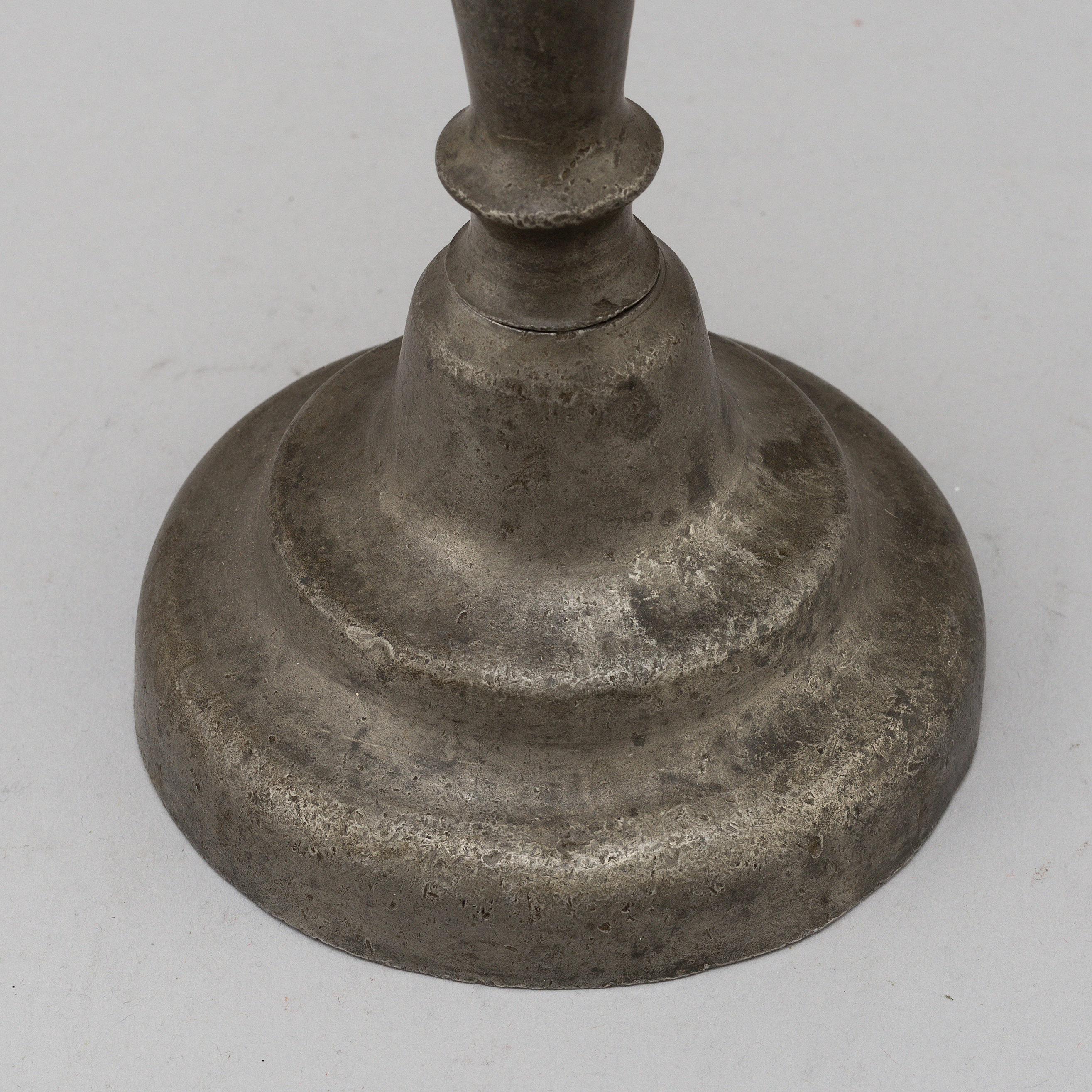 An 18th century pewter candlestick. - Bukowskis