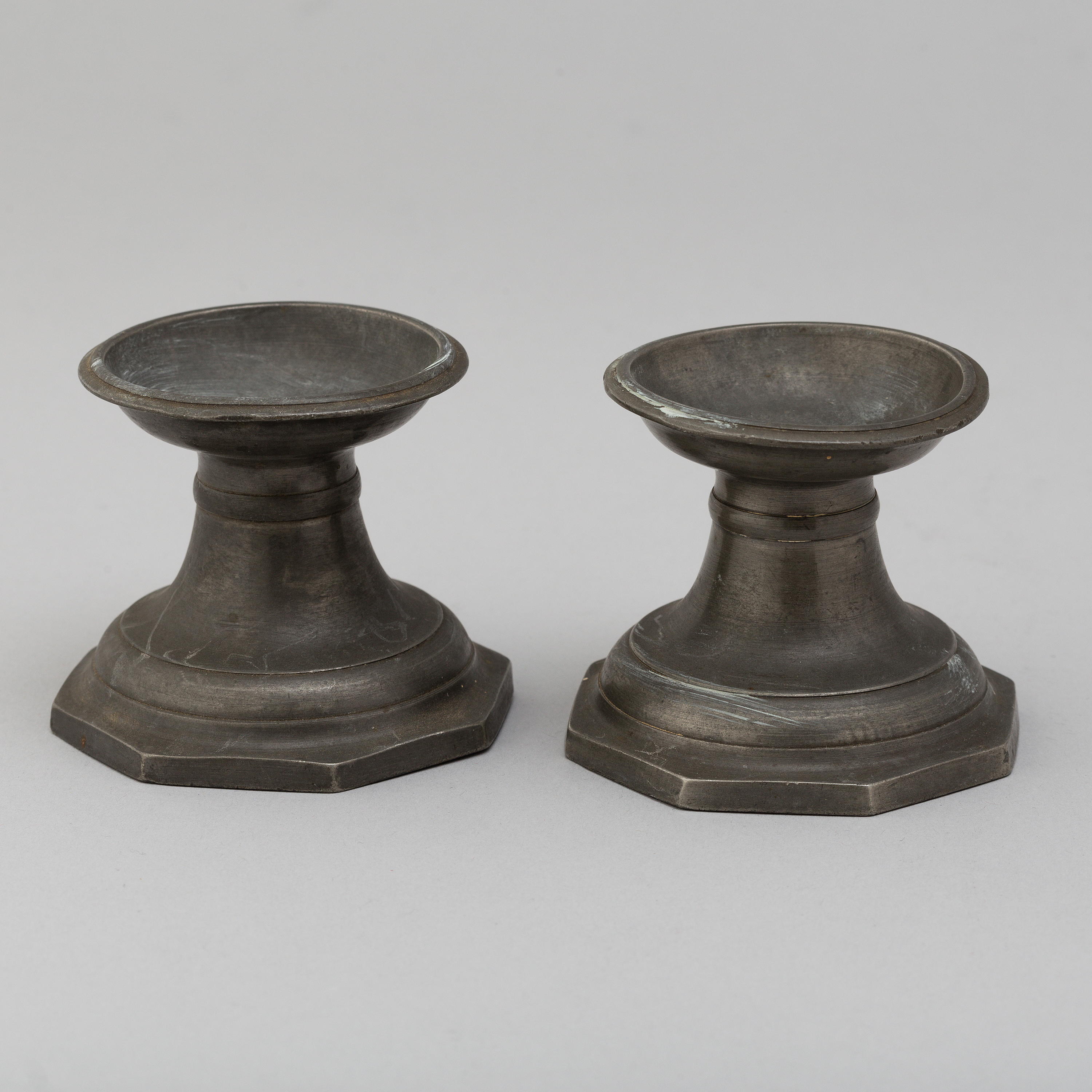 A pair of 18th century pewter salt cellars. - Bukowskis