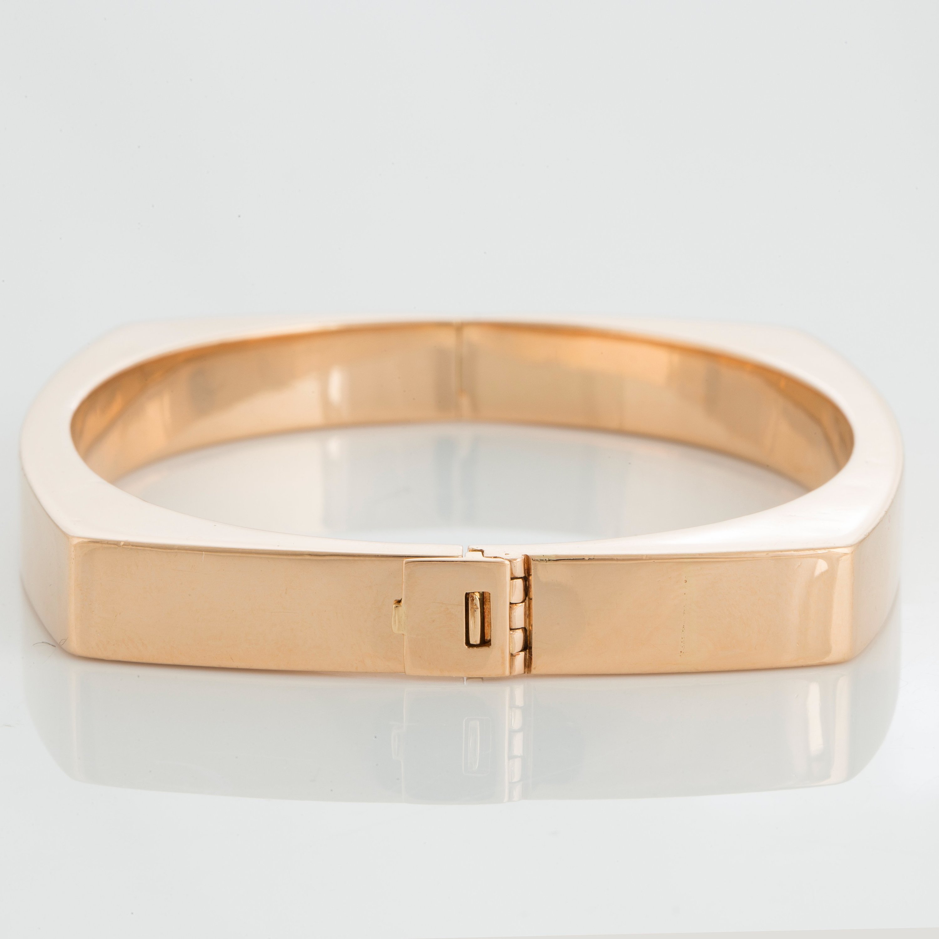 A Gaudy bangle in 18K gold. - Bukowskis