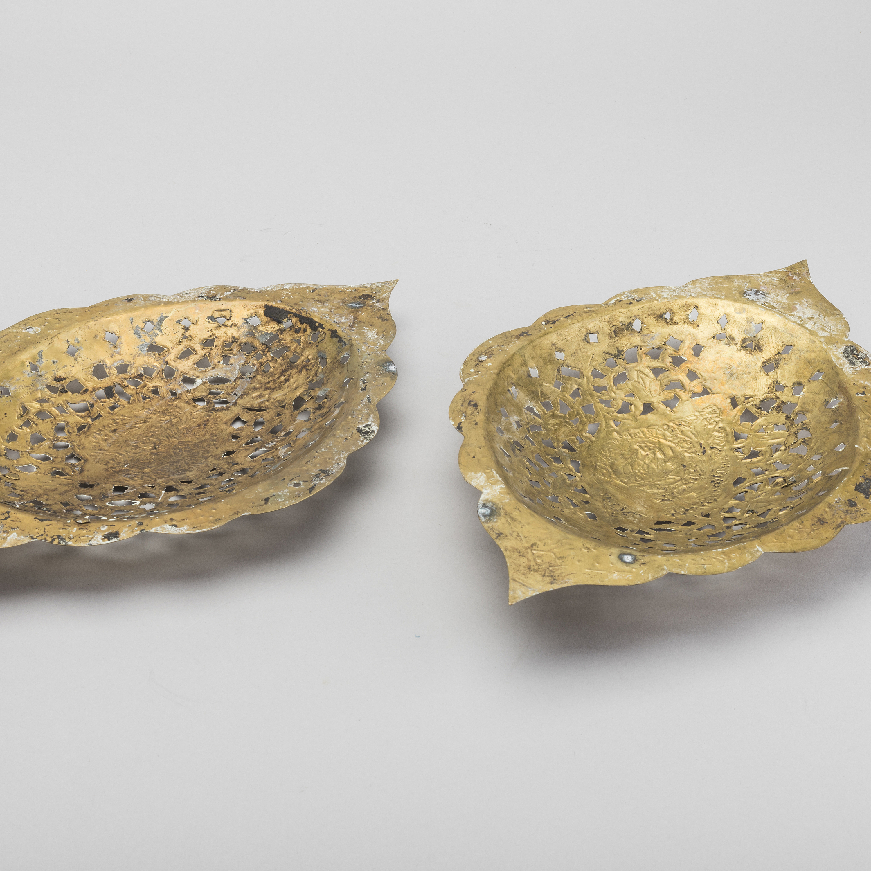 TWO BRASS DOOR DECORATIONS. - Bukowskis