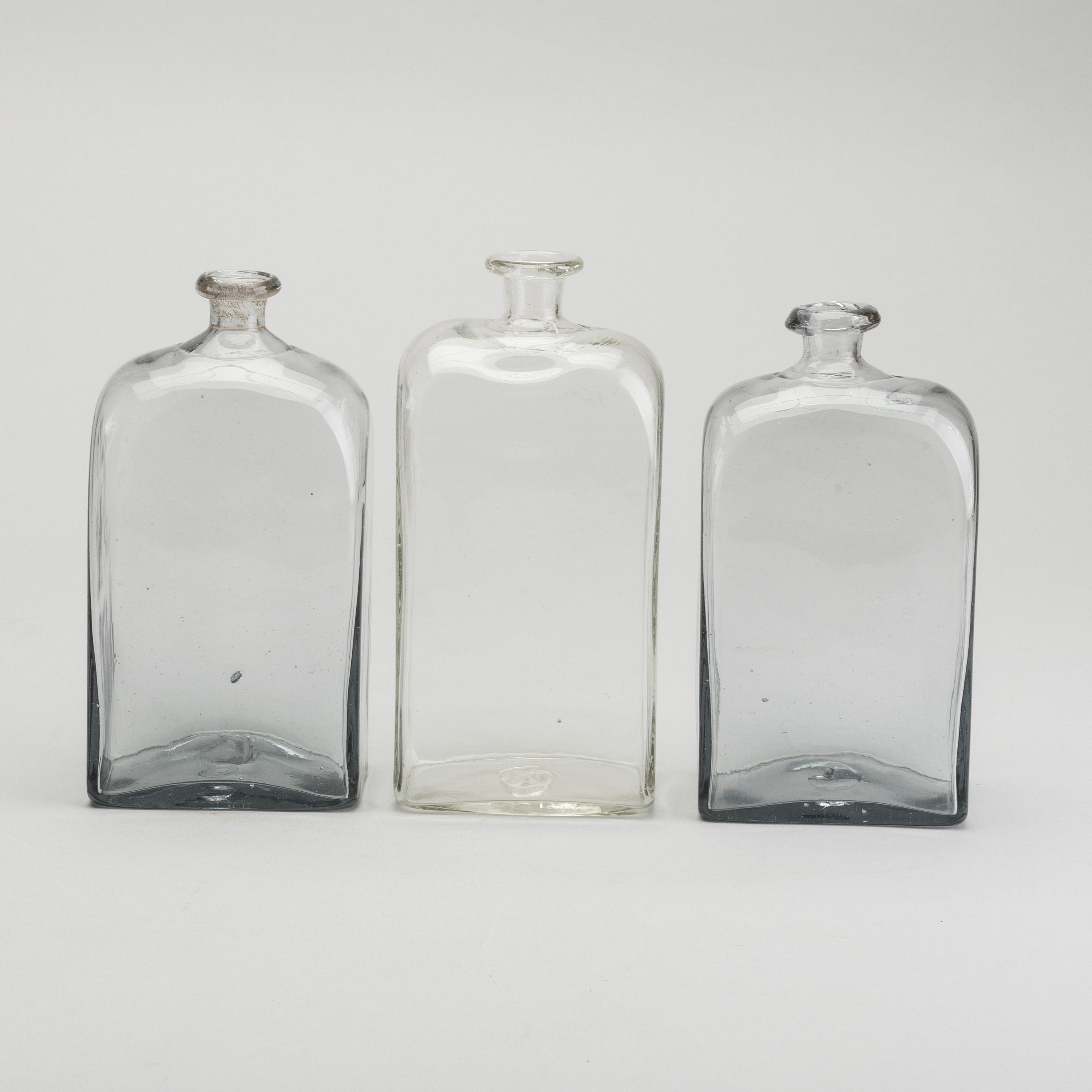 SCHATULL med flaskor 1800-talets senare del. - Bukowskis