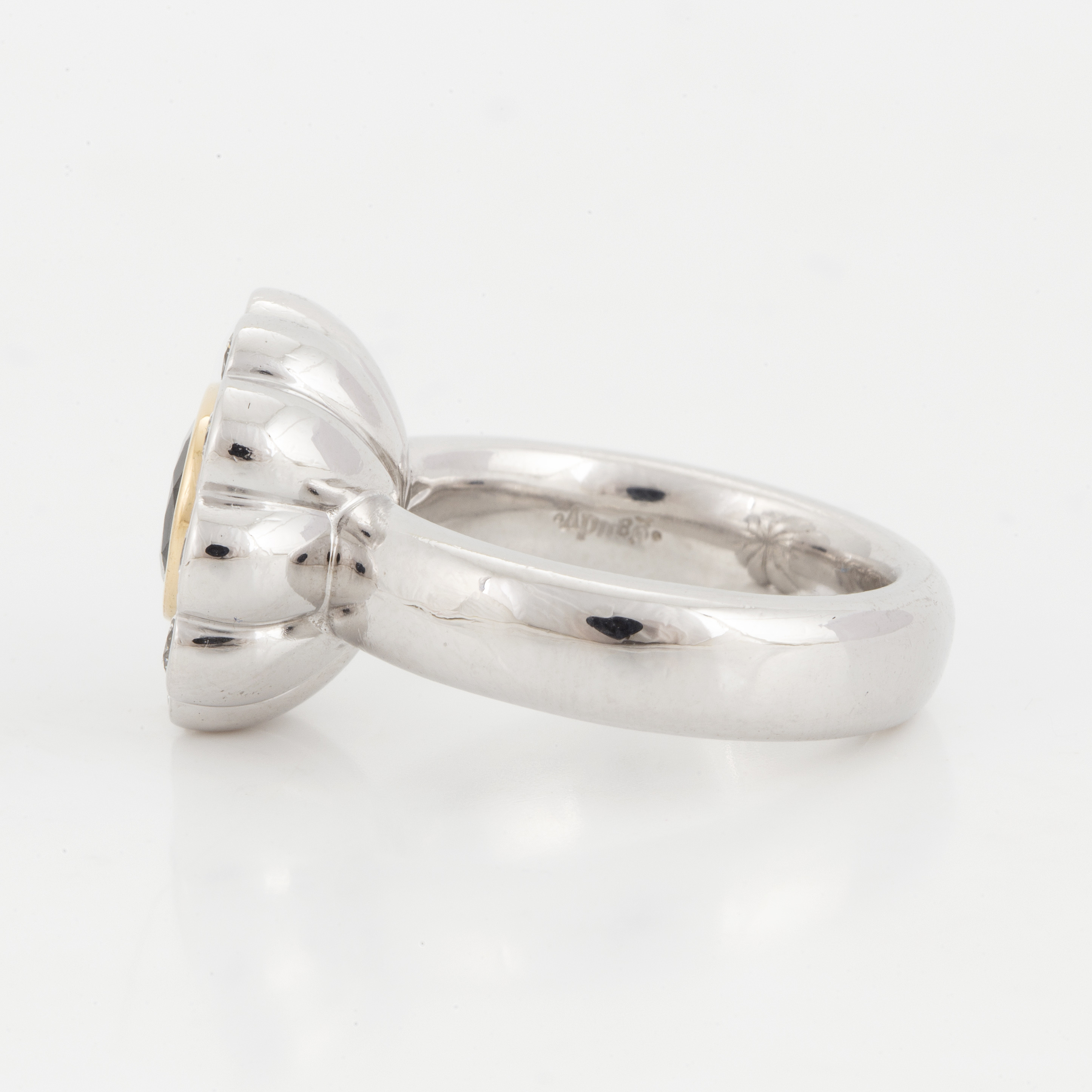 GAUDY, Ring med safir och diamanter. - Bukowskis