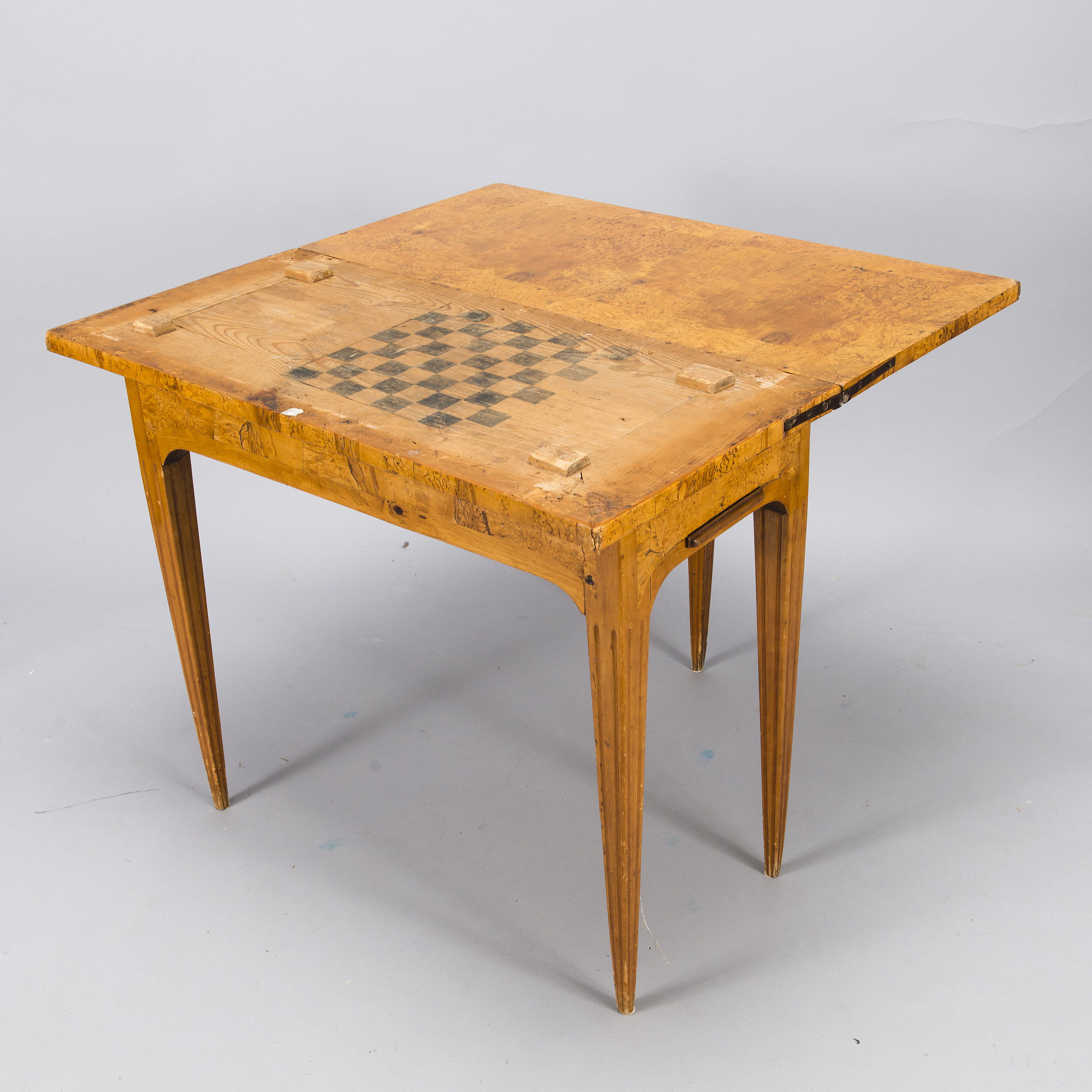 A SWEDISH GAME TABLE, late 18th century. - Bukowskis