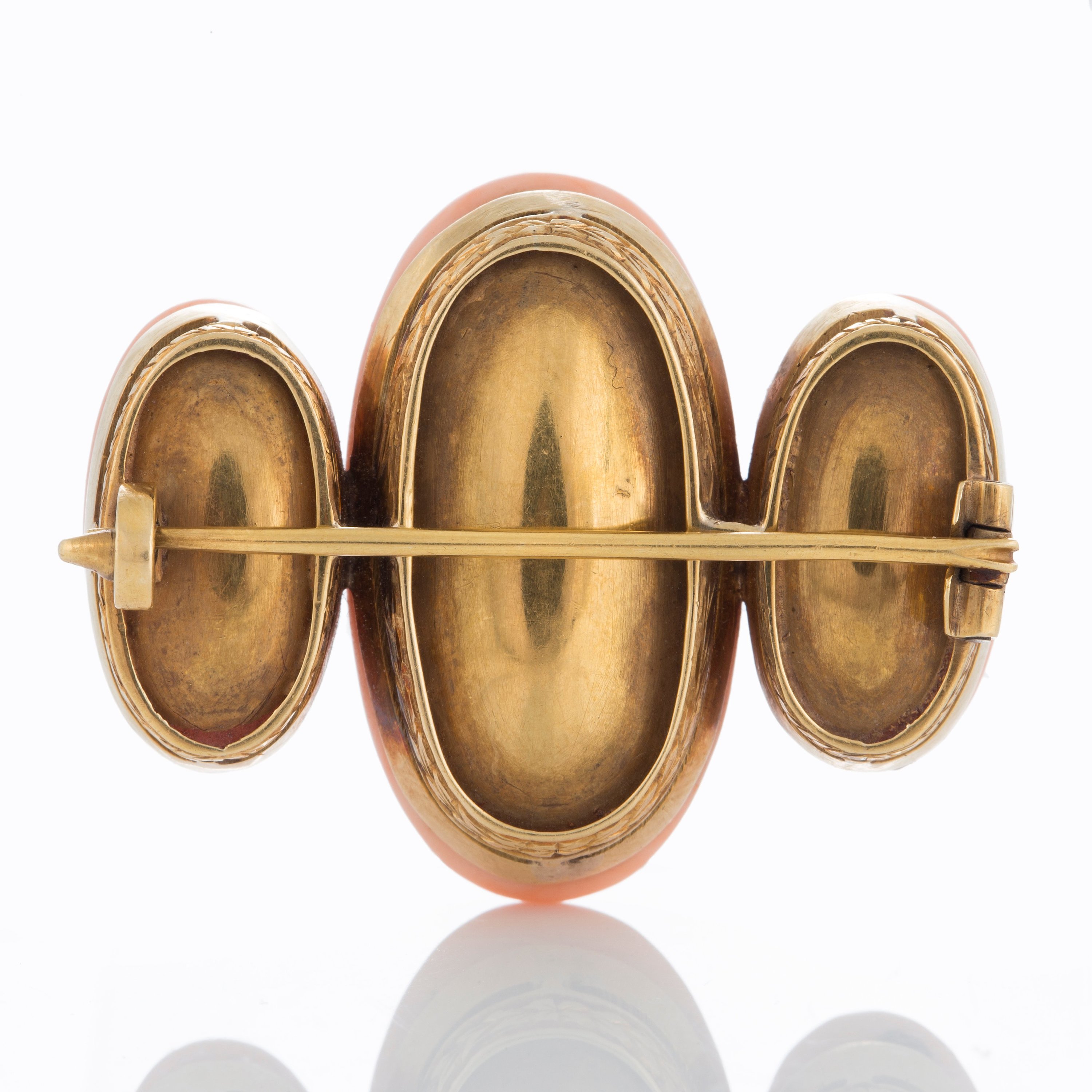 A coral brooch in 18K gold. - Bukowskis