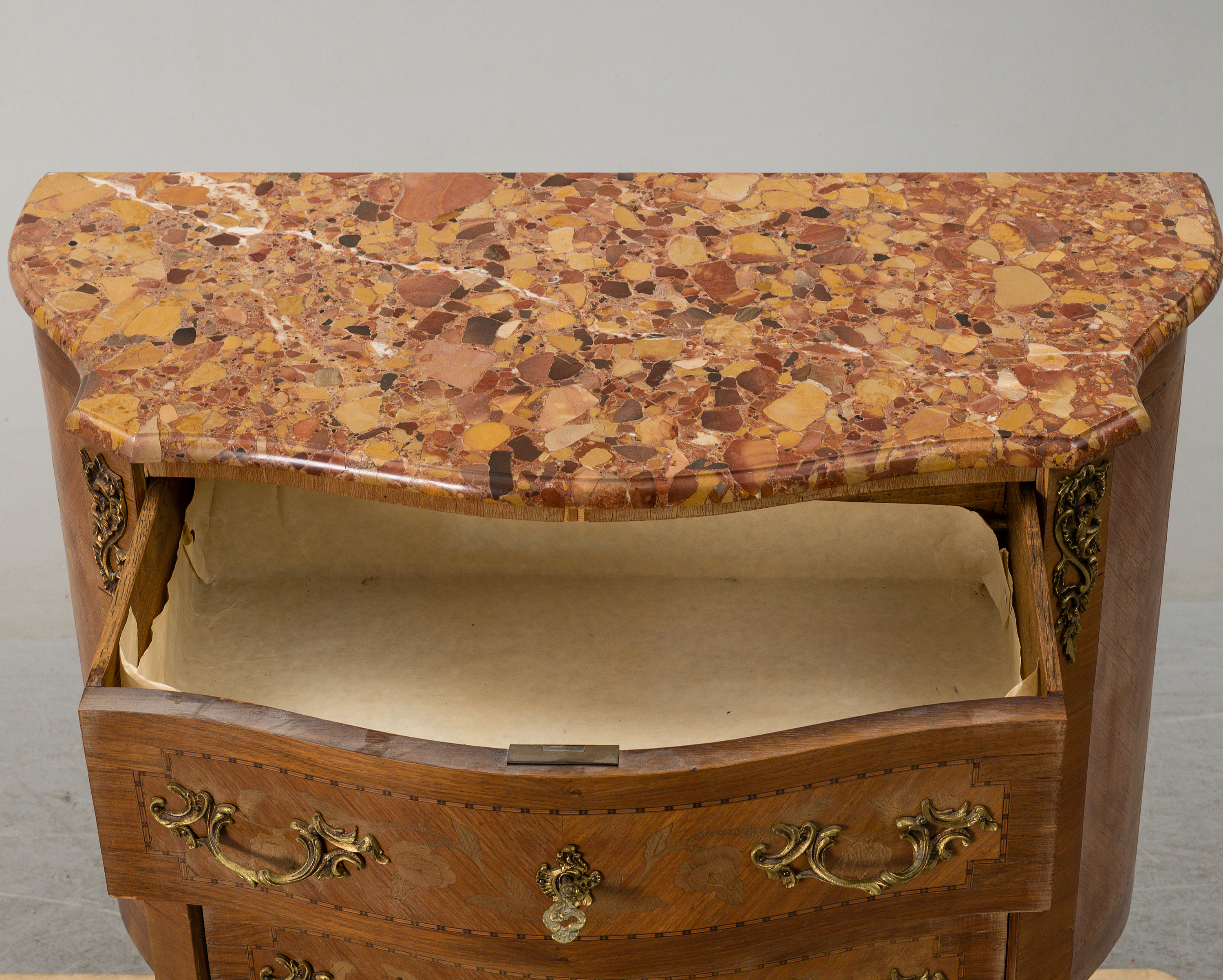 A rococo style chest of drawers. - Bukowskis