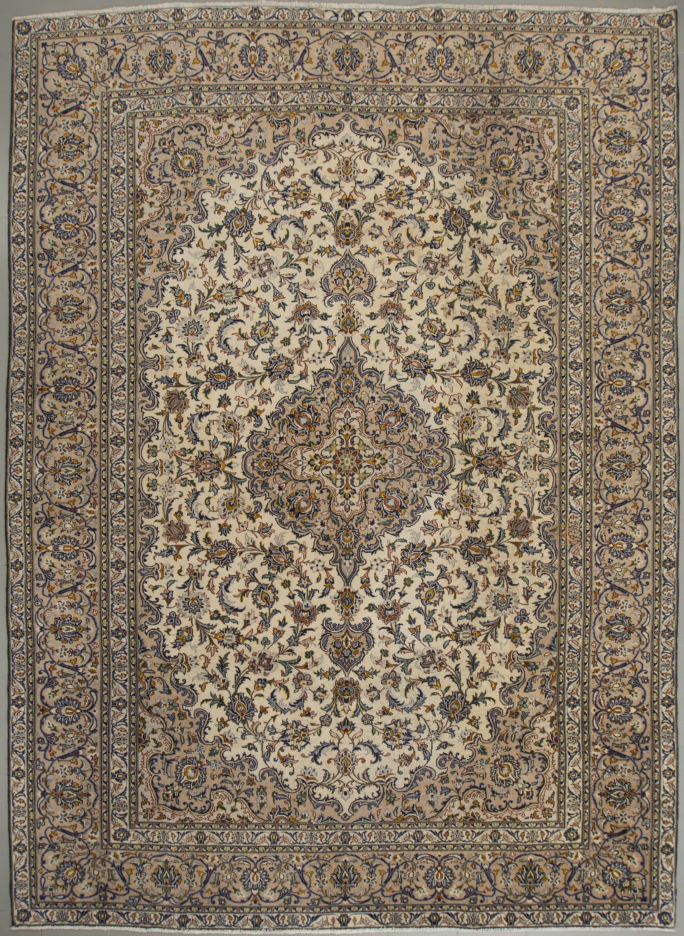 A KESHAN RUG, ca 398 x 292 cm. - Bukowskis